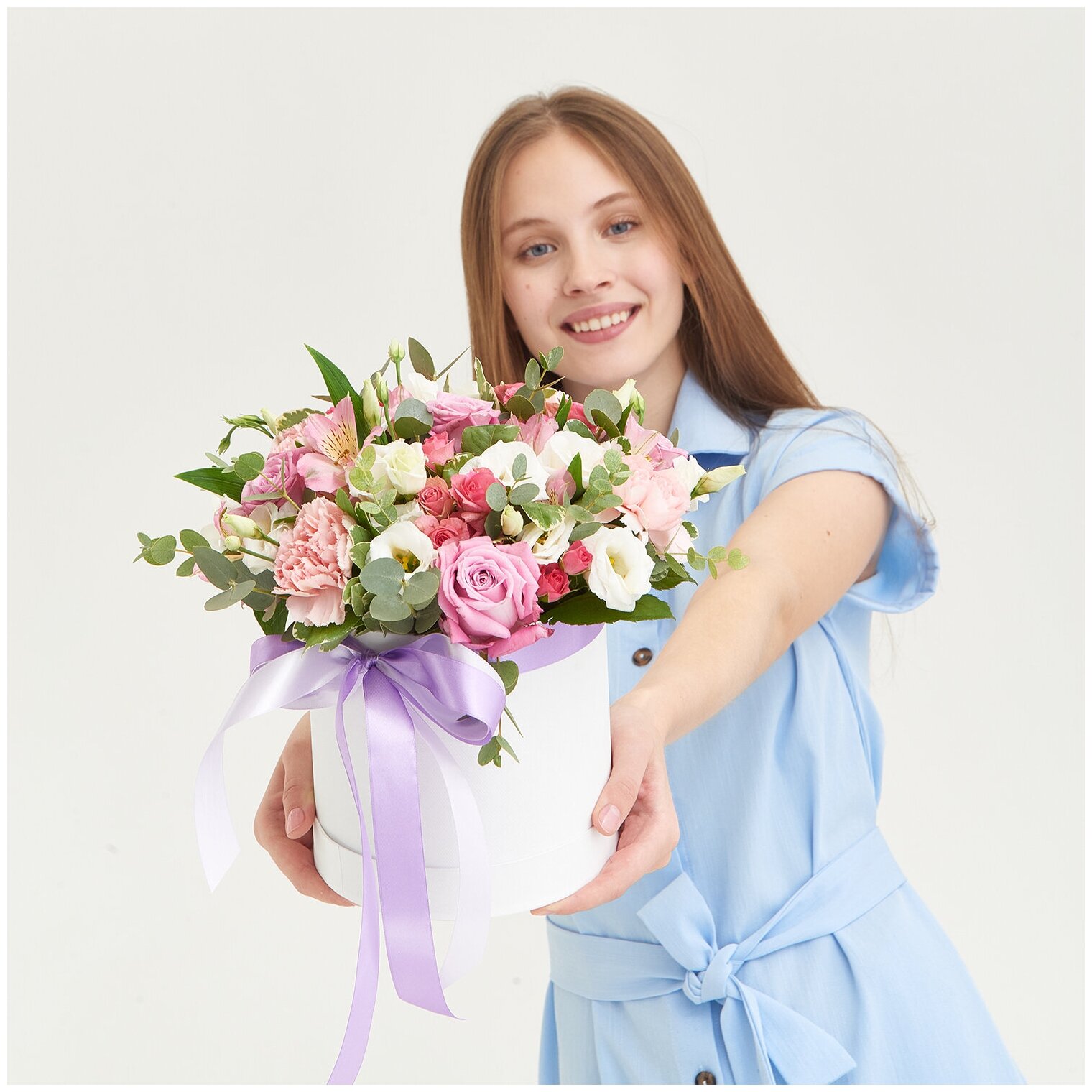 Коробочка живых цветов с лиловыми розами и лизиантусом Лилибет ЛасФлоре