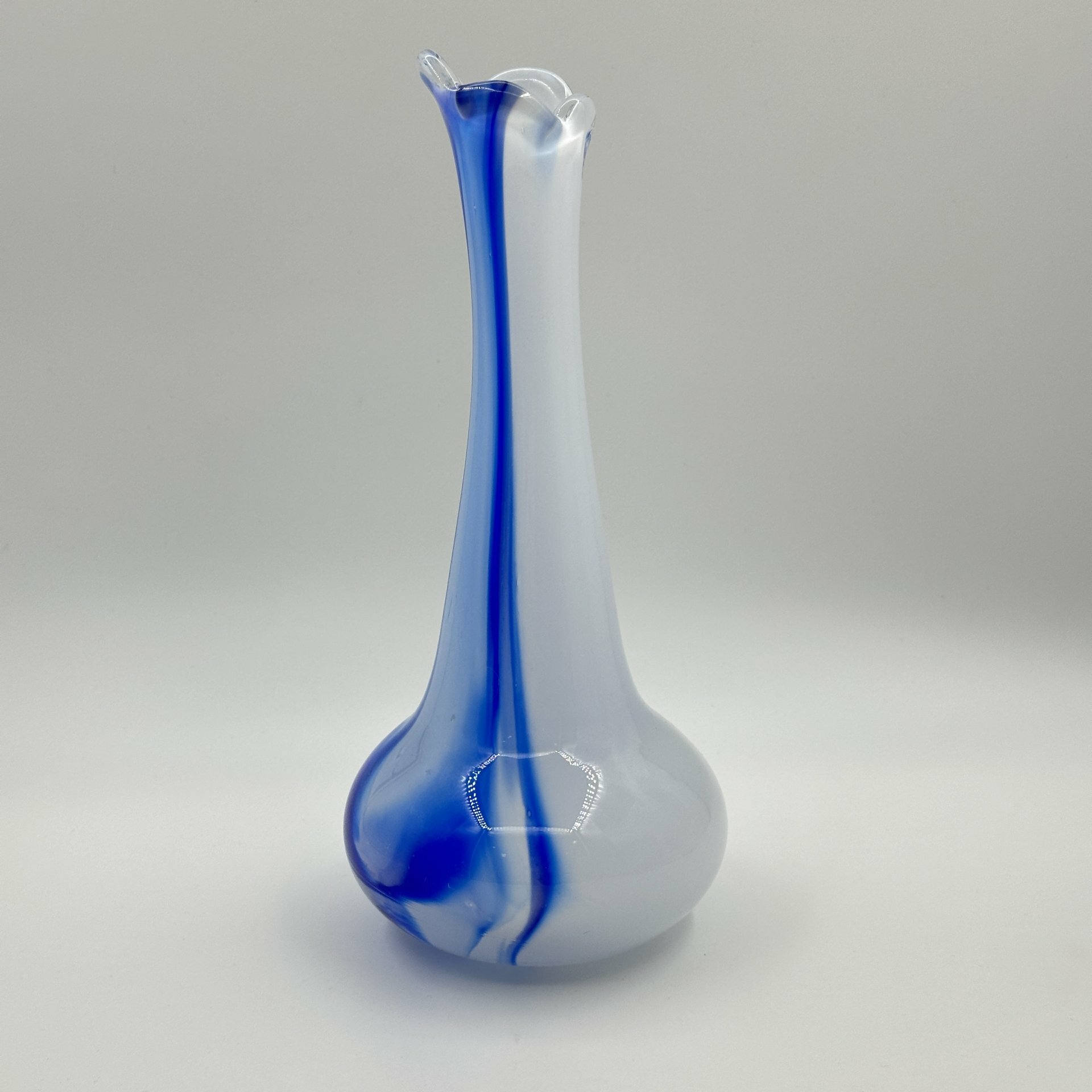 Ваза бело-голубого цвета, стекло, Европа, 1960-1980 гг.