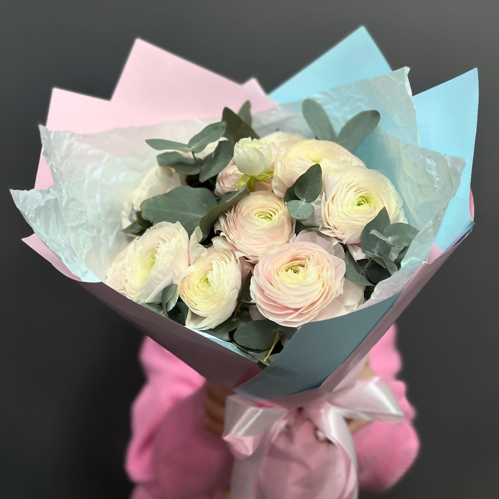 Букет из 11 ранункулюсов и эвкалипта