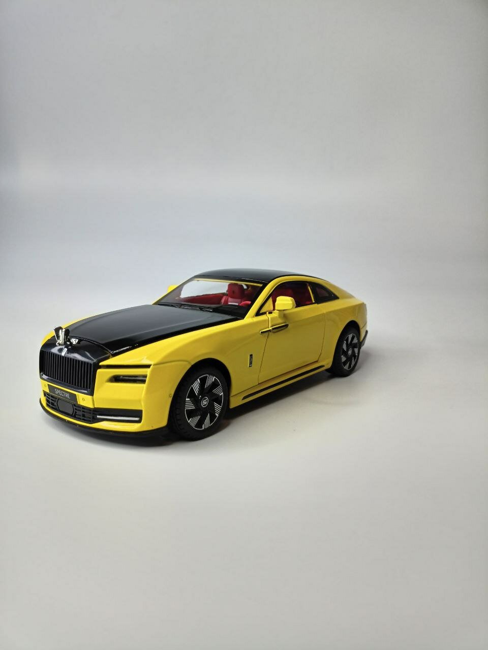 Коллекционная машинка игрушка металлическая Роллс Ройс Спектр Rolls-Royce Spectre черно-желтый