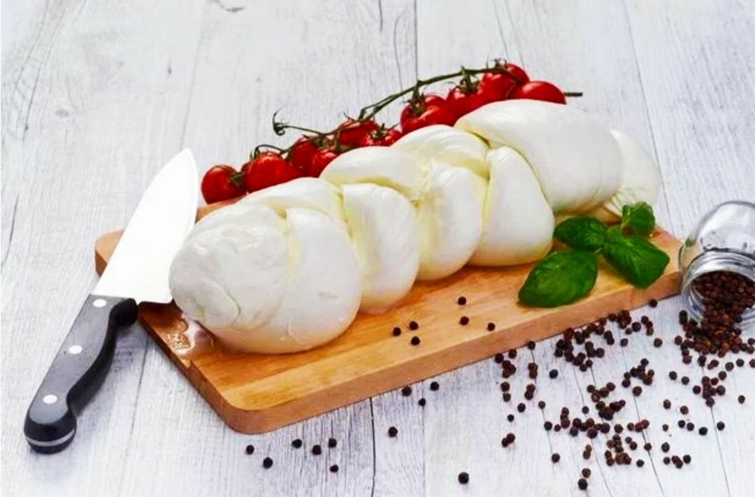 Сыр козий *Mozzarella* косичка в вакуумной упаковке 1кг.