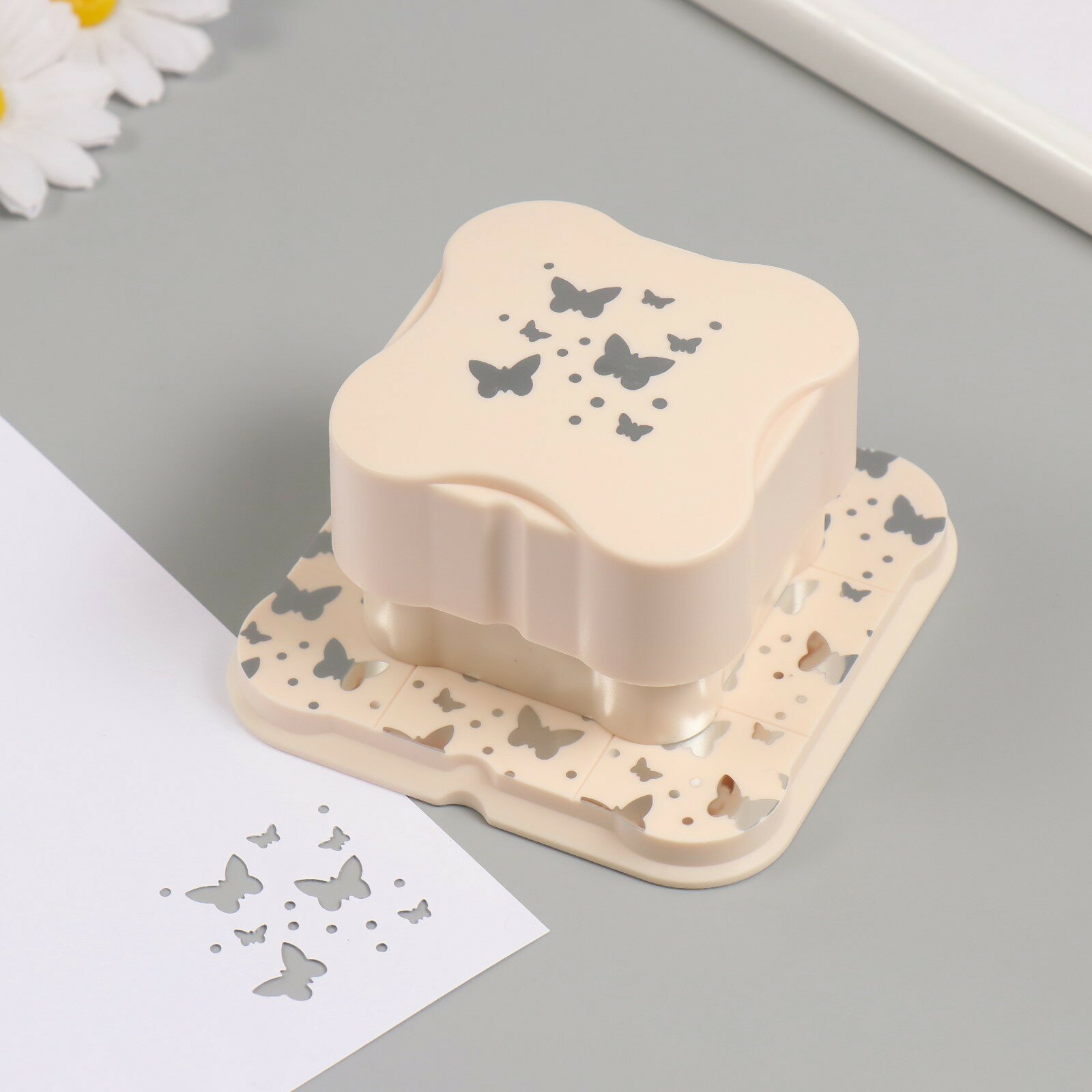 Дырокол фигурный рисунок 3,8х3,8 см "Бабочки" 6.1х6,1х4,1 см, 10248537