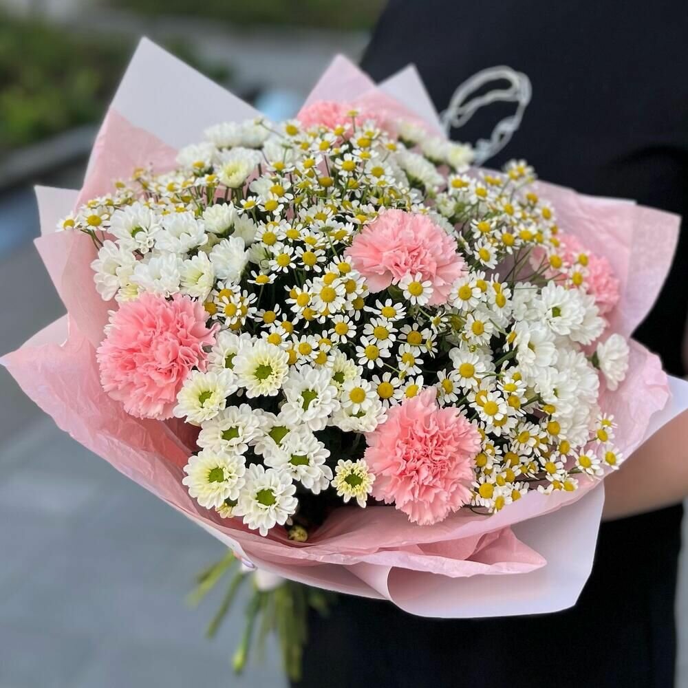 Букет из розовых диантусов, кустовых ромашек и кустовых хризантем - РИМСКАЯ РОЗА