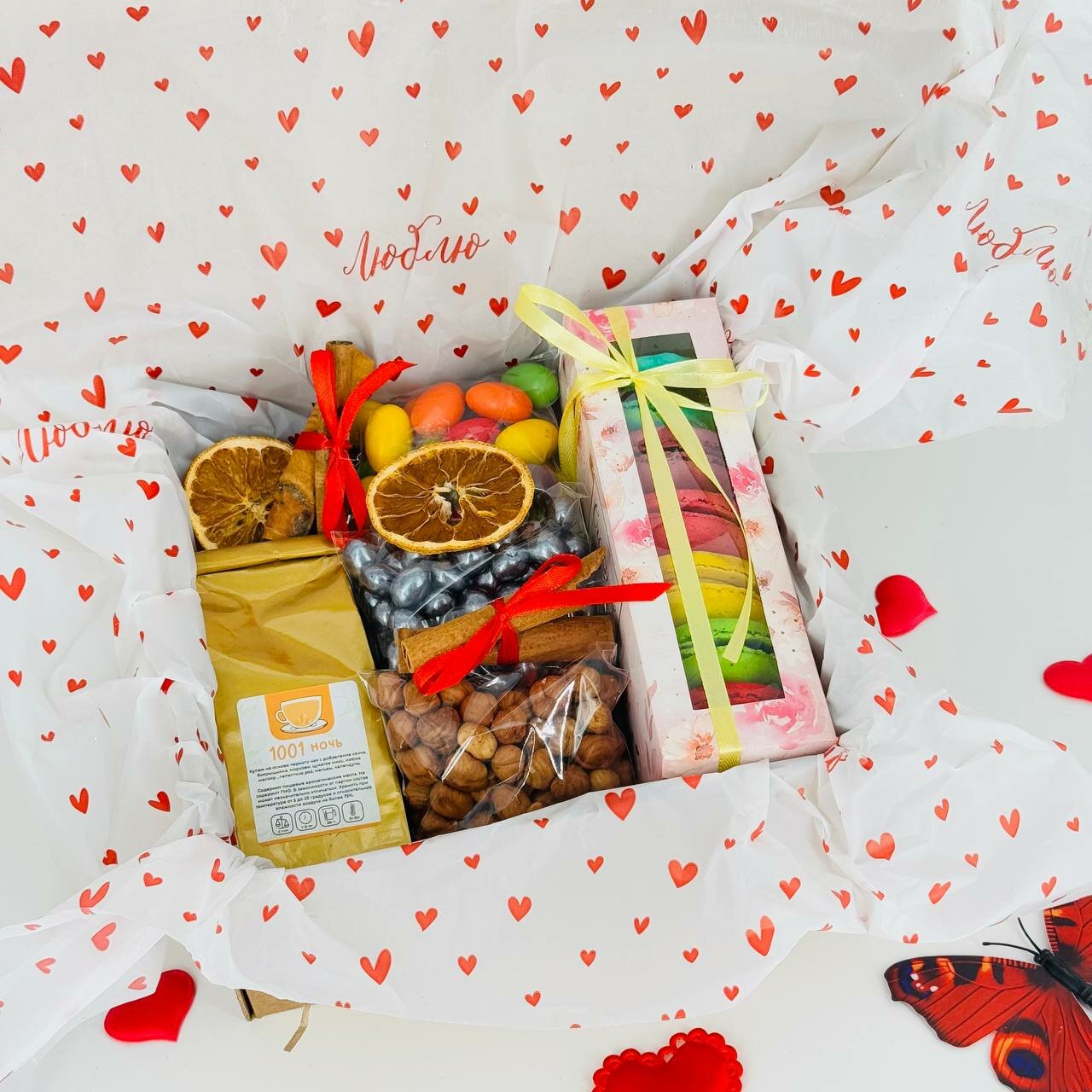 Подарочный набор элитного чая, пирожных макарони и орехов в глазури. Подарок на 14 февраля и 8 марта.
