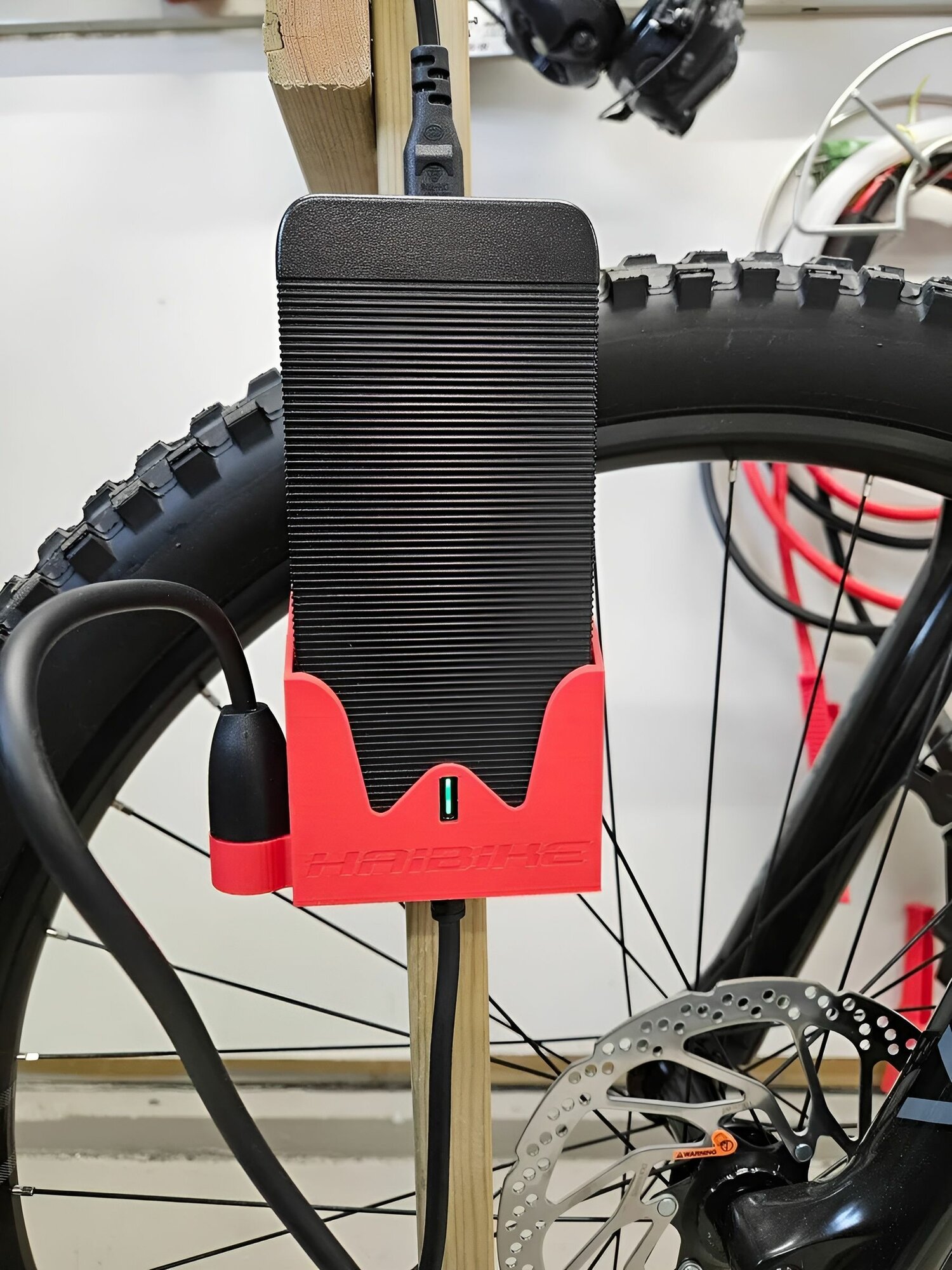 Держатель зарядного устройства Haibike на стену