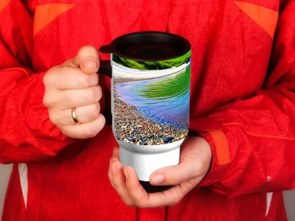 Тремокружка для авто с принтом "Пейзаж с берегом моря, покрытым разноцветными камнями и галькой. Вода прозрачная и спокойная, отражает яркое солнце. На горизонте видны." 0.5 л.