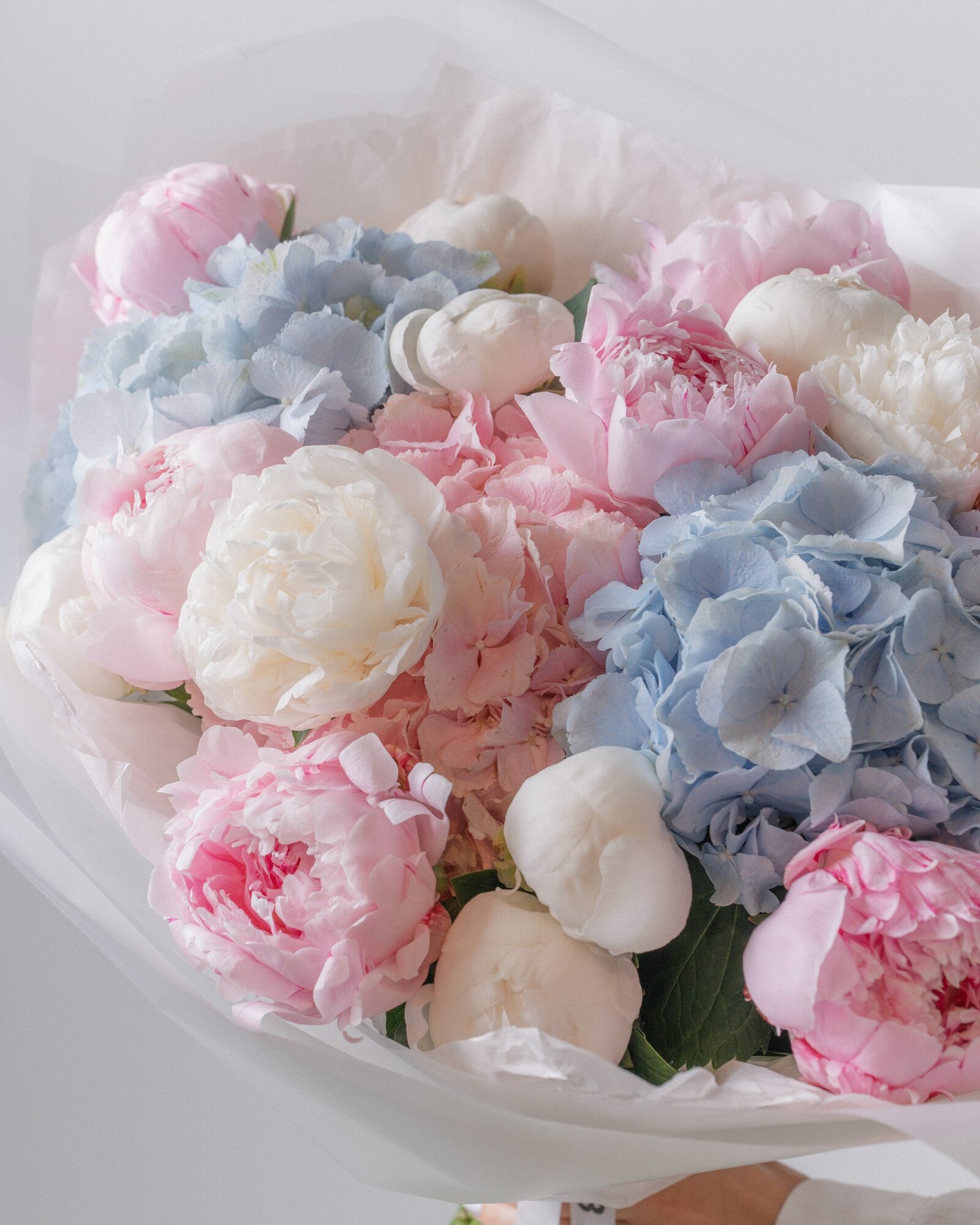 Букет «Клубничный зефир», букет с гортензиями и пионами, шикарный букет пионов