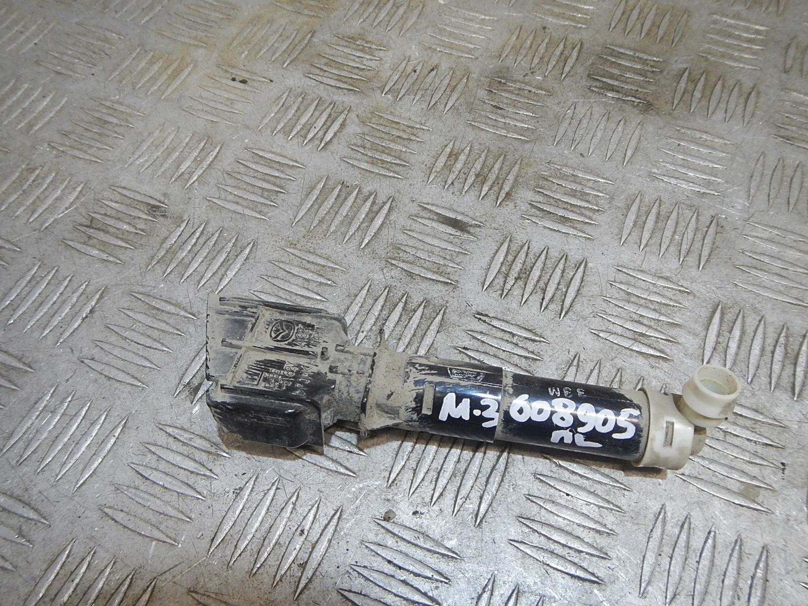 Б/У Форсунка омывателя фары, Mazda (Мазда)-3 (BL) (09-13) MAZDA 3 (BL) (09-13) левая Сломано крепление. 608905 MAZDA арт....