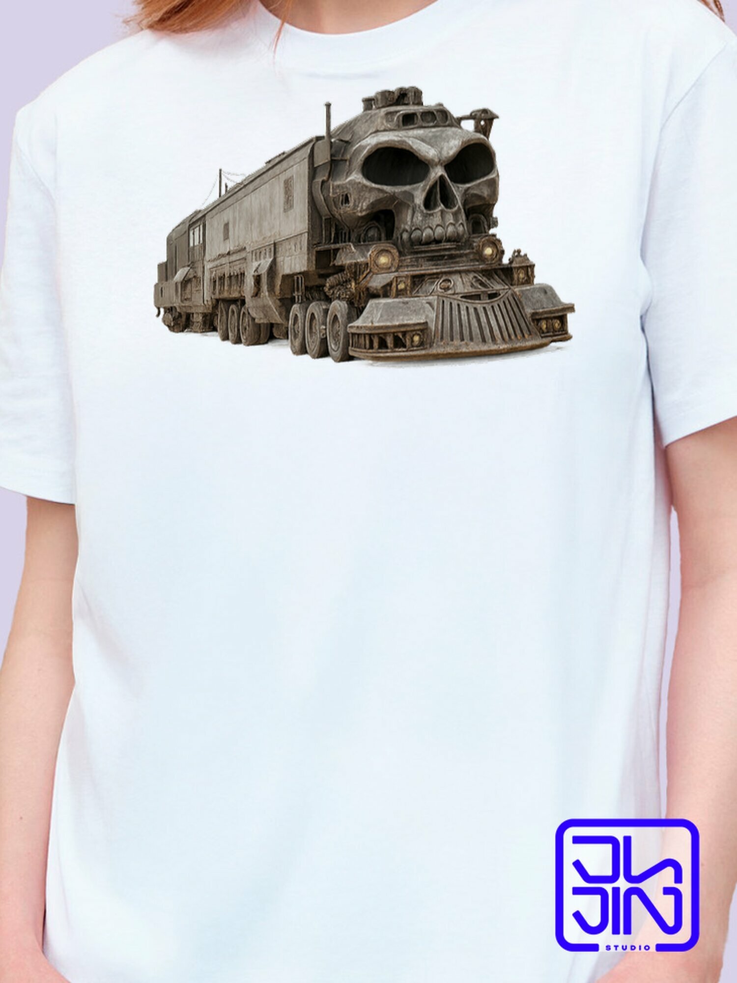 Футболка классическая женская с авторским принтом Винтажный агрессивный поезд с черепом, графитово темно-серый вызывающий принт, белый хлопковый трикотаж с прикольным рисунком на груди
