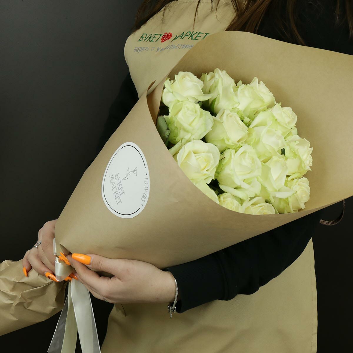 Букет Букет Маркет, монобукет, 15 роз, высота 60см, на стеблях, крафт-бумага