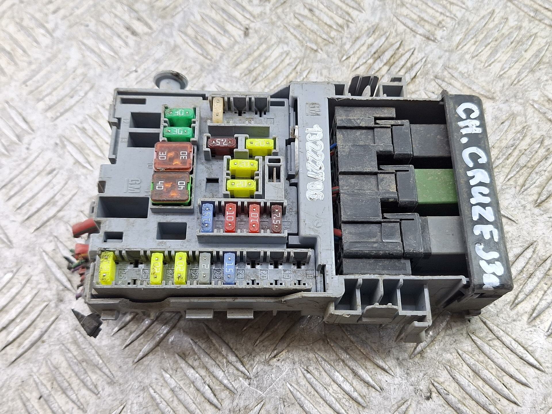 Блок предохранителей Opel Astra J (2009 - 2012) 13222786