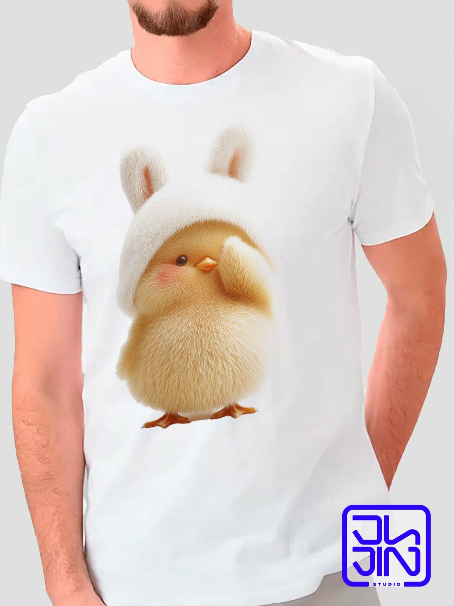 Футболка классическая мужская с авторским принтом Смешной бледно-желтый цыпленок в молочной мягкой шапке с ушами зайца, белый хлопковый трикотаж с прикольным рисунком на груди