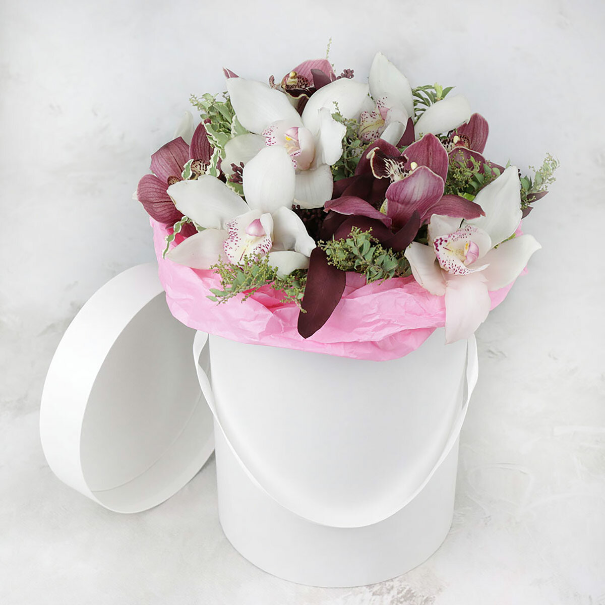 Композиция Букет Маркет "Орхидея и мимоза", в шляпной коробке