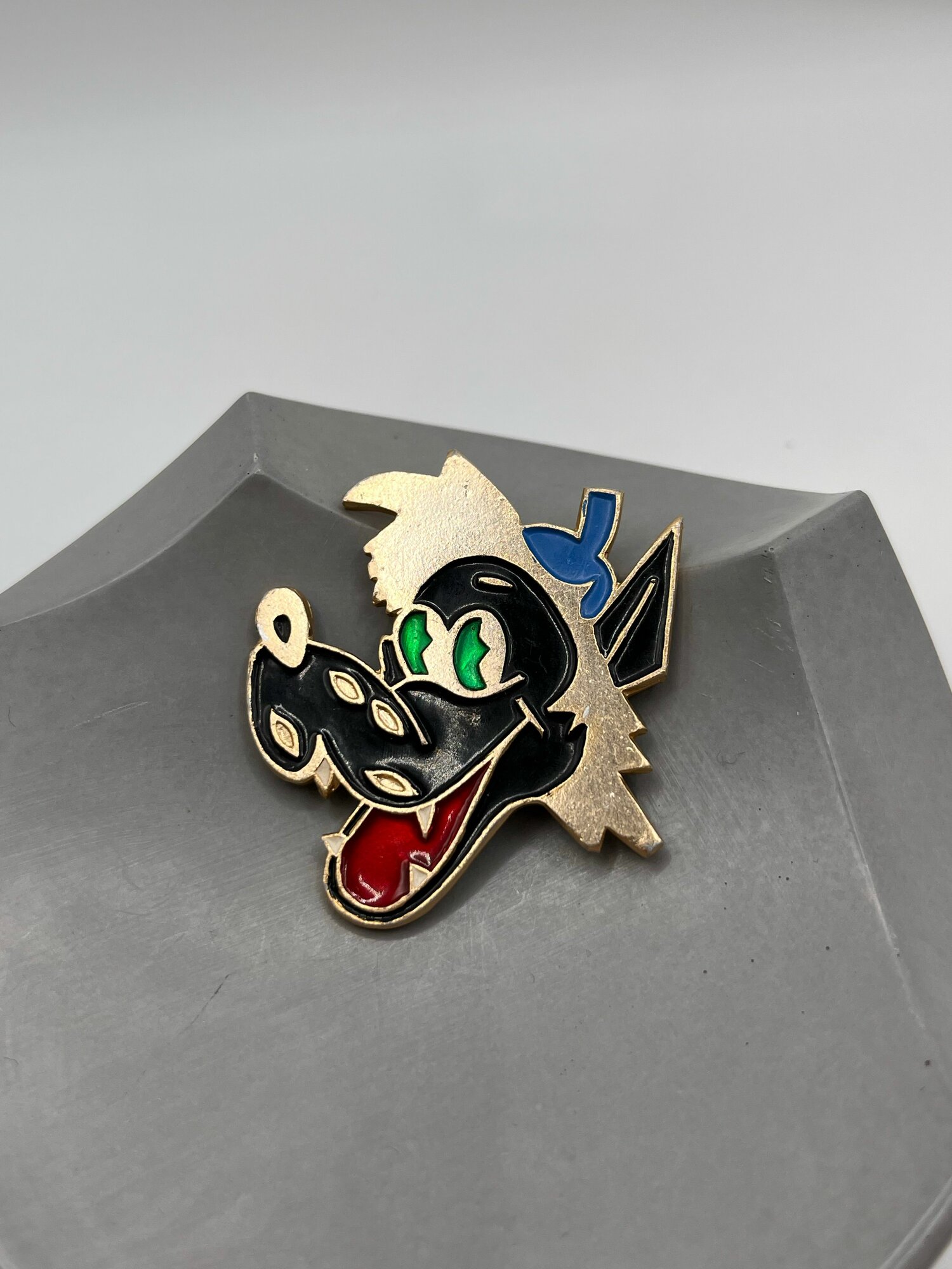 Винтажная советская детская брошь с героем мультфильма