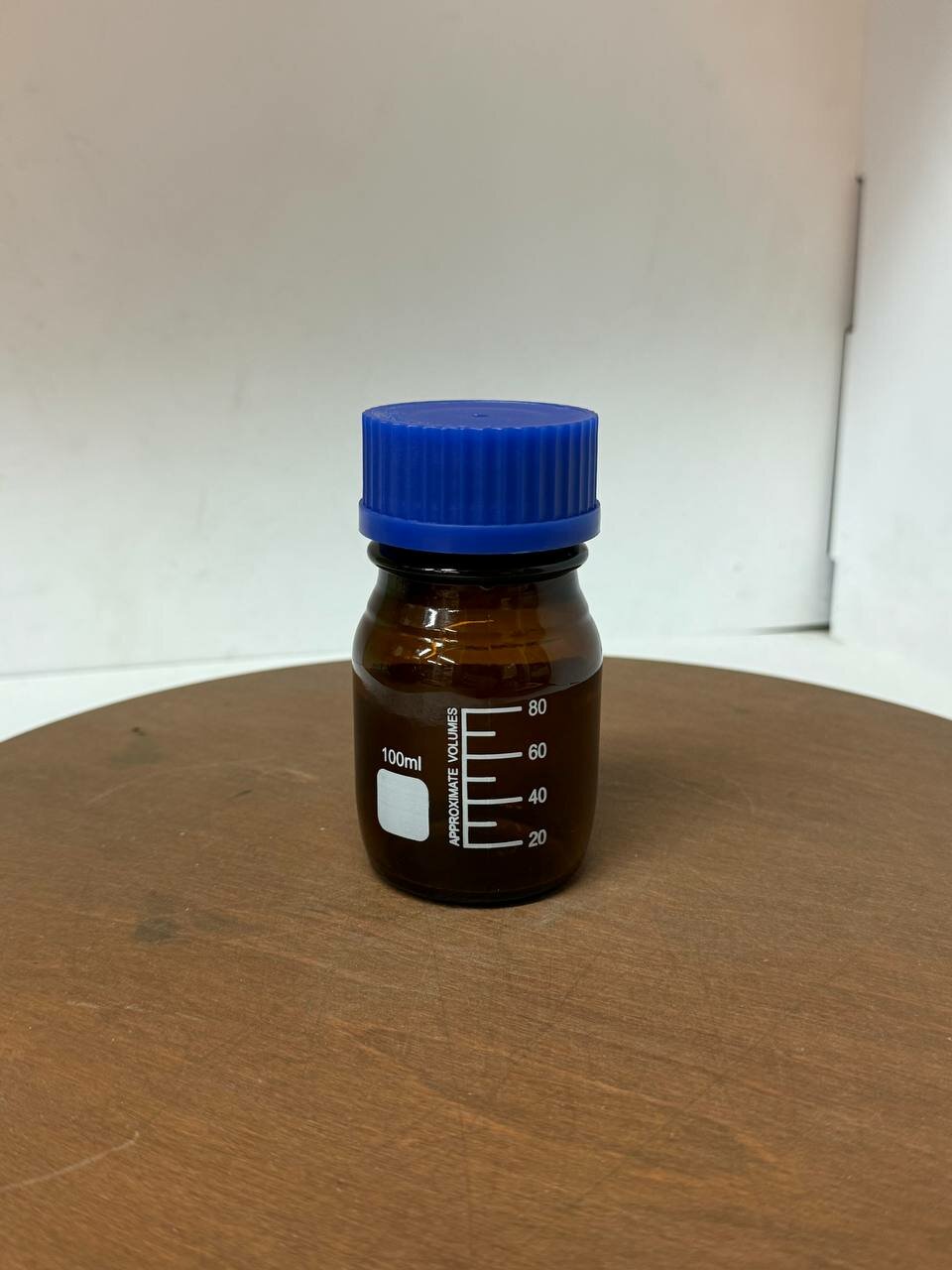 Банка для реактивов стеклянная темная с винтовой пластиковой крышкой 100 мл