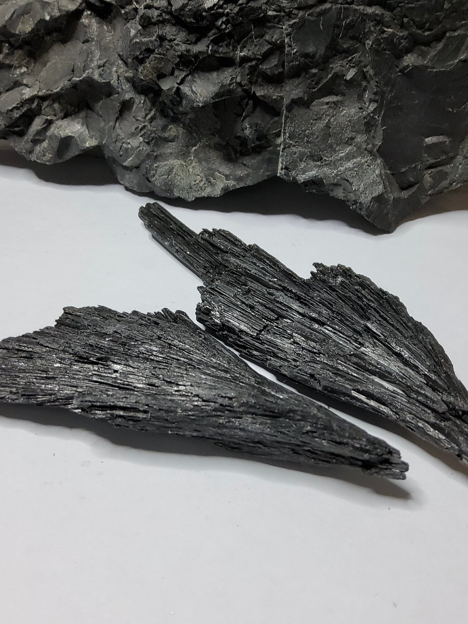 Кристалл натуральный камень Кианит. Размер L, вес более 80 гр