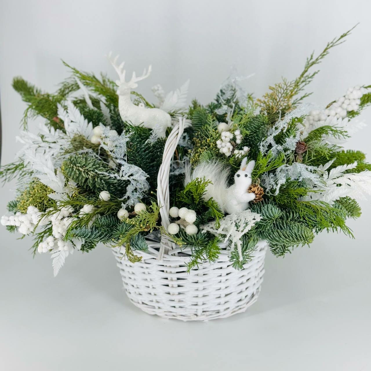 Большая новогодняя корзина с ветками натуральной ели нобилис с белым декором, оленем и белочкой