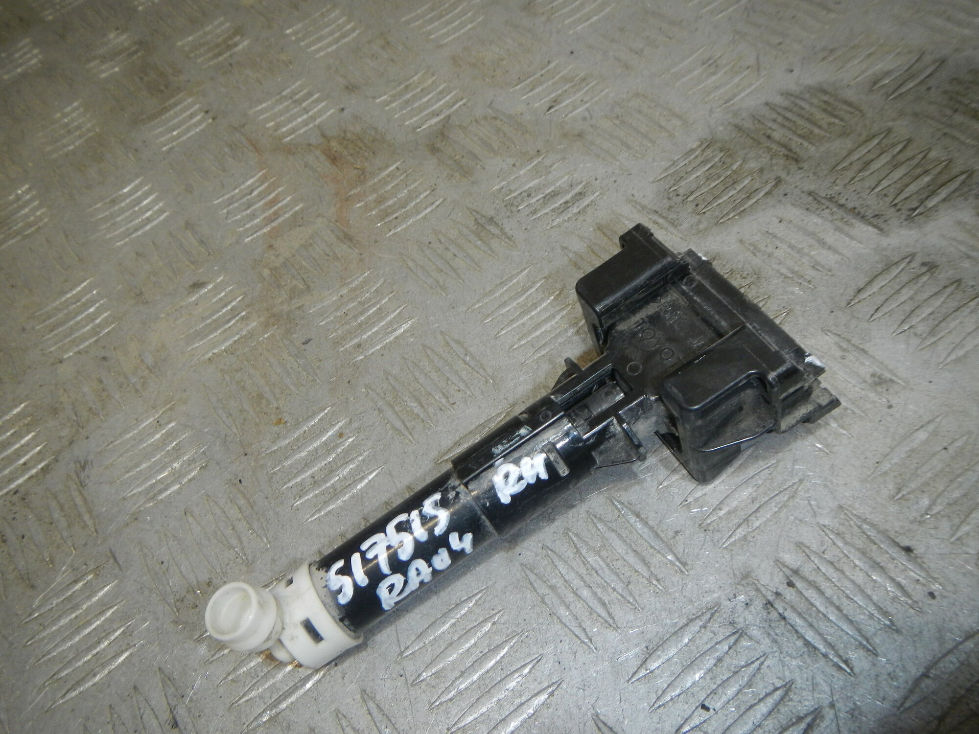 Б/У Форсунка омывателя фары, Toyota (Тойота)-RAV4 (13-) TOYOTA RAV4 (13-) правая Сломано 2 крепления крышки, нет одного р...