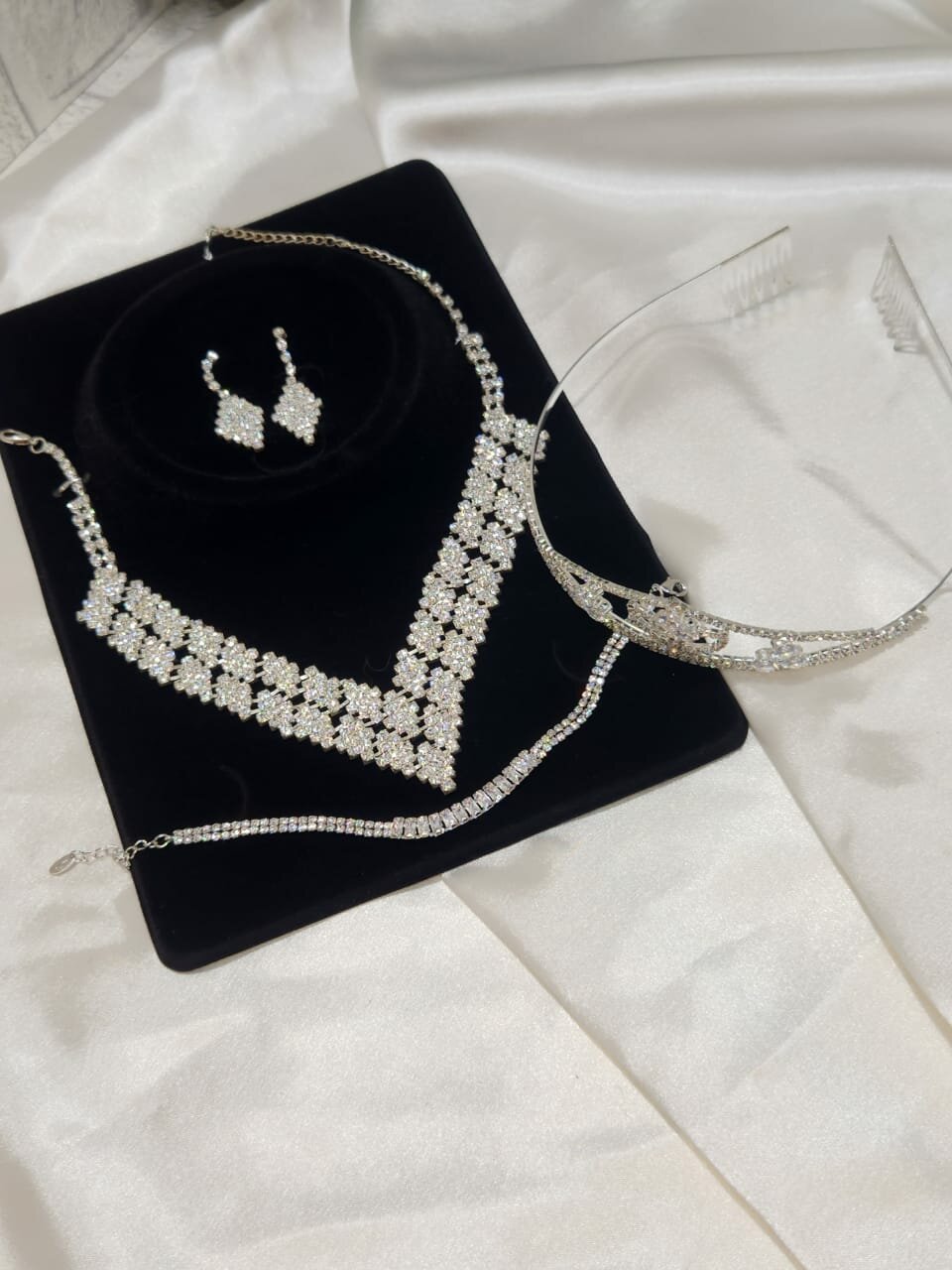 Комплект бижутерии: серьги, колье, браслет, акрил