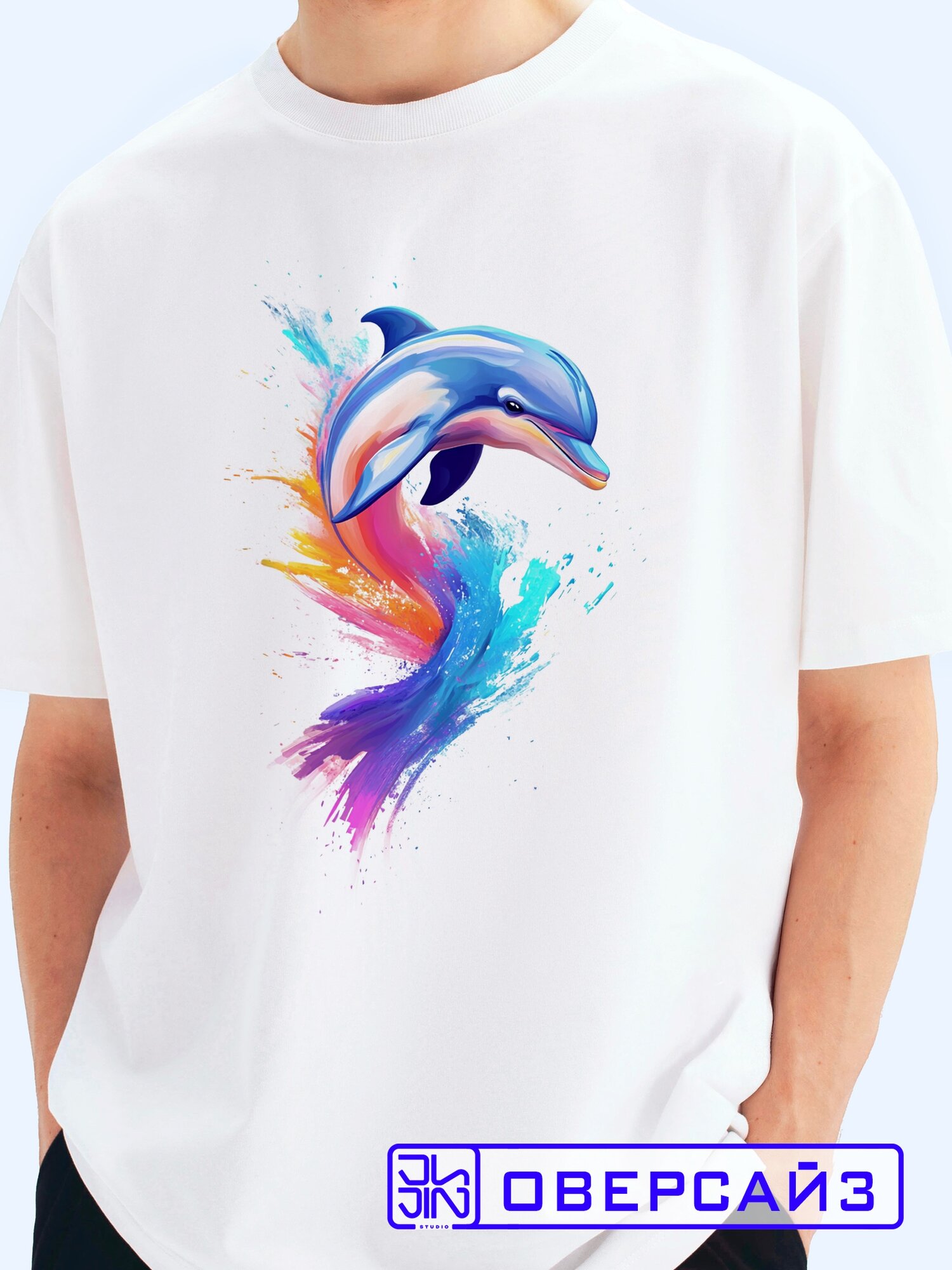 Футболка оверсайз мужская с принтом Синий, голубой дельфин с яркой, динамичной волной океана в оригинальном стиле, белый хлопковый трикотаж с прикольным рисунком на груди