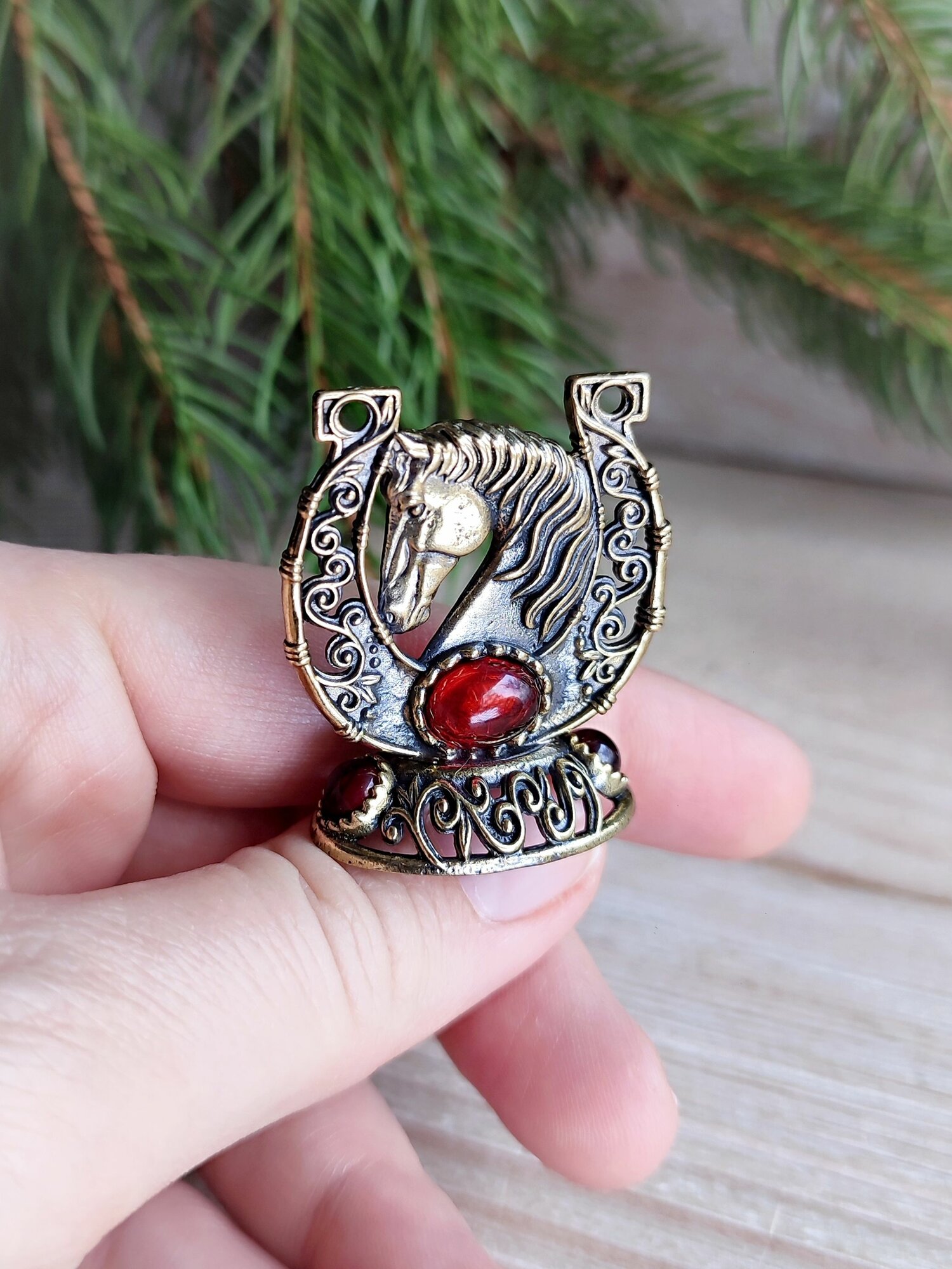 Подкова Лошадь на удачу Символ 2026 года, ручная работа из бронзы, 3,7 см х 3,2 см