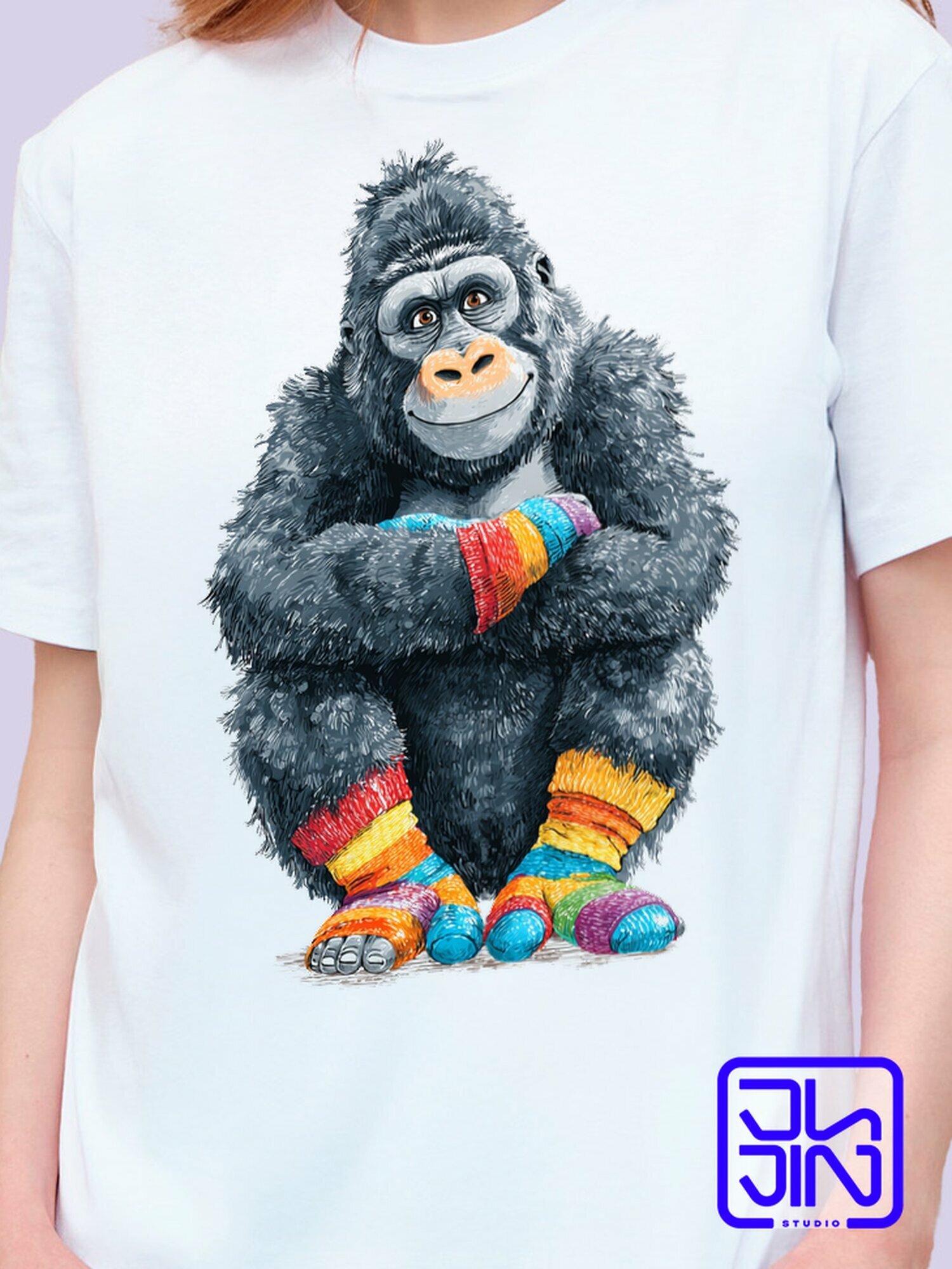 Футболка классическая женская с авторским принтом Веселая темно-серая горилла в креативных, графитовых вязаных носках, белый хлопковый трикотаж с прикольным рисунком на груди
