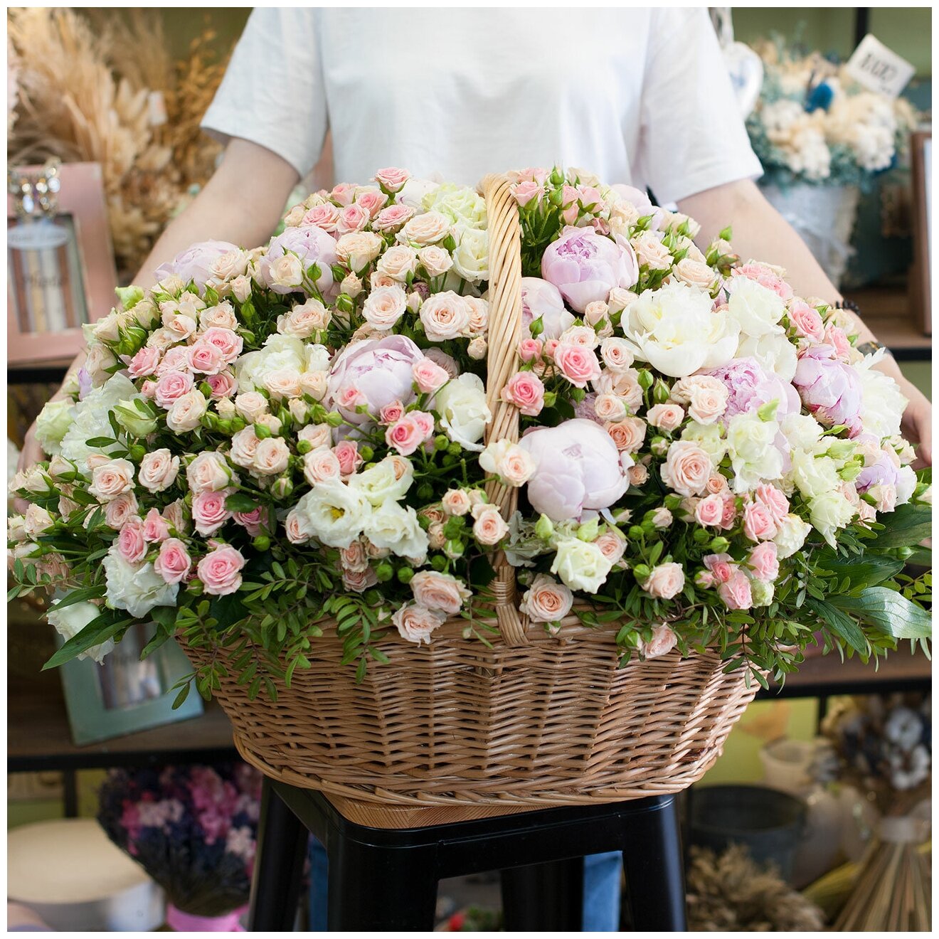 Корзина с цветами Charlotte "Кремовый Шелк", пионы, розы, лизиантусы, фисташковая зелень