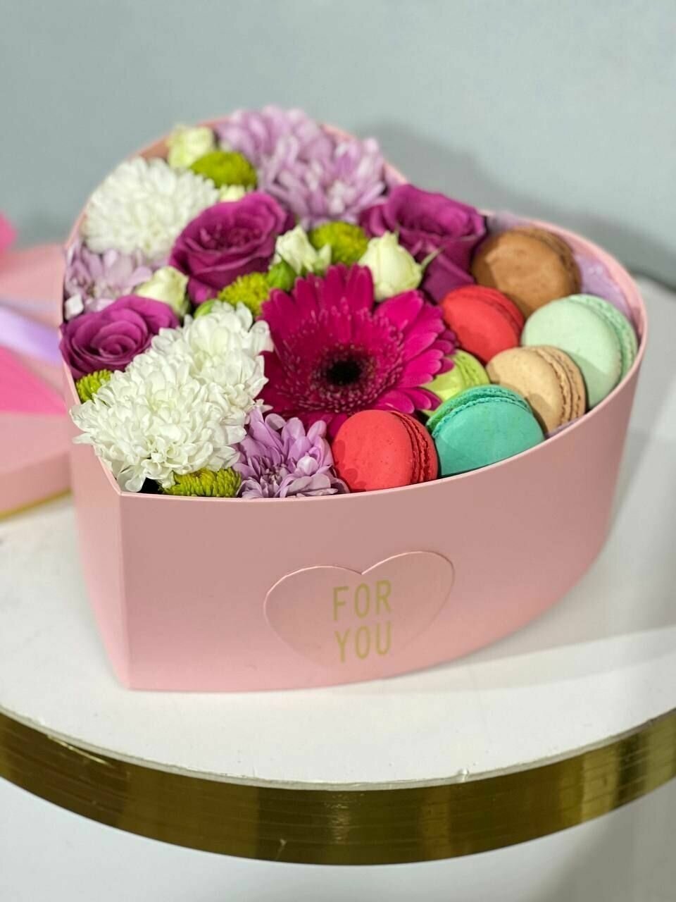Цветы в коробке сердце с пирожными макарон