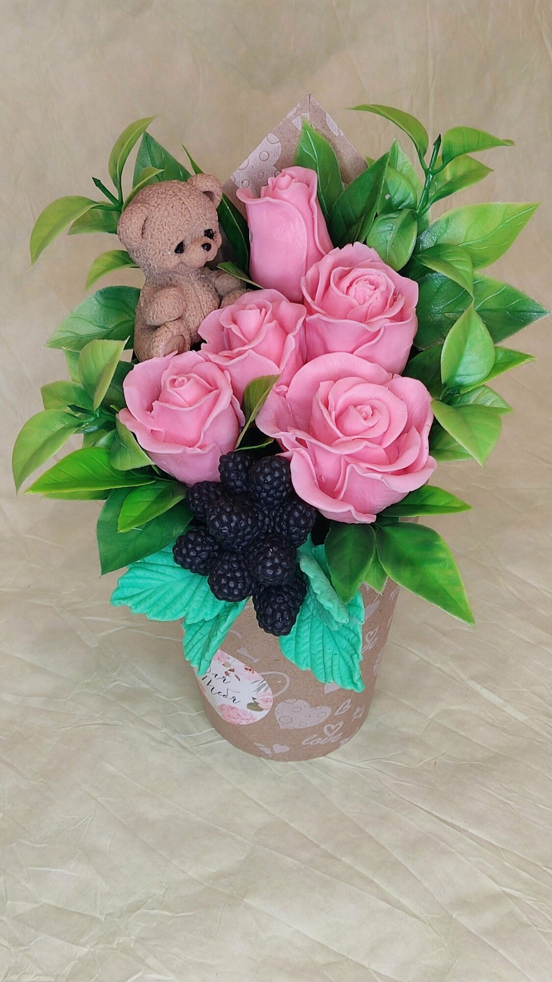 Букет из сувенирного мыла ручной работы "Мишка с розами и ежевикой" /подарок женщине, девушке / подарок на день рождения