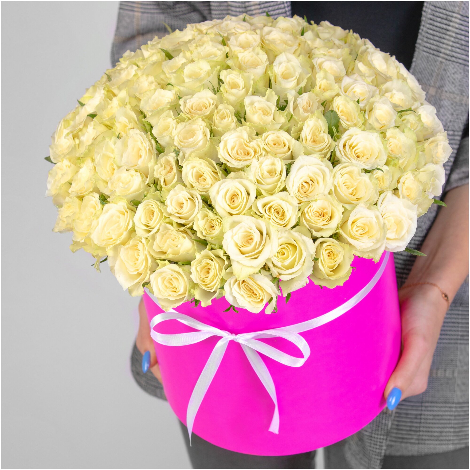 Букет Мегацвет24 "Аваланж", белые розы, высота 30см, 101шт, в шляпной коробке