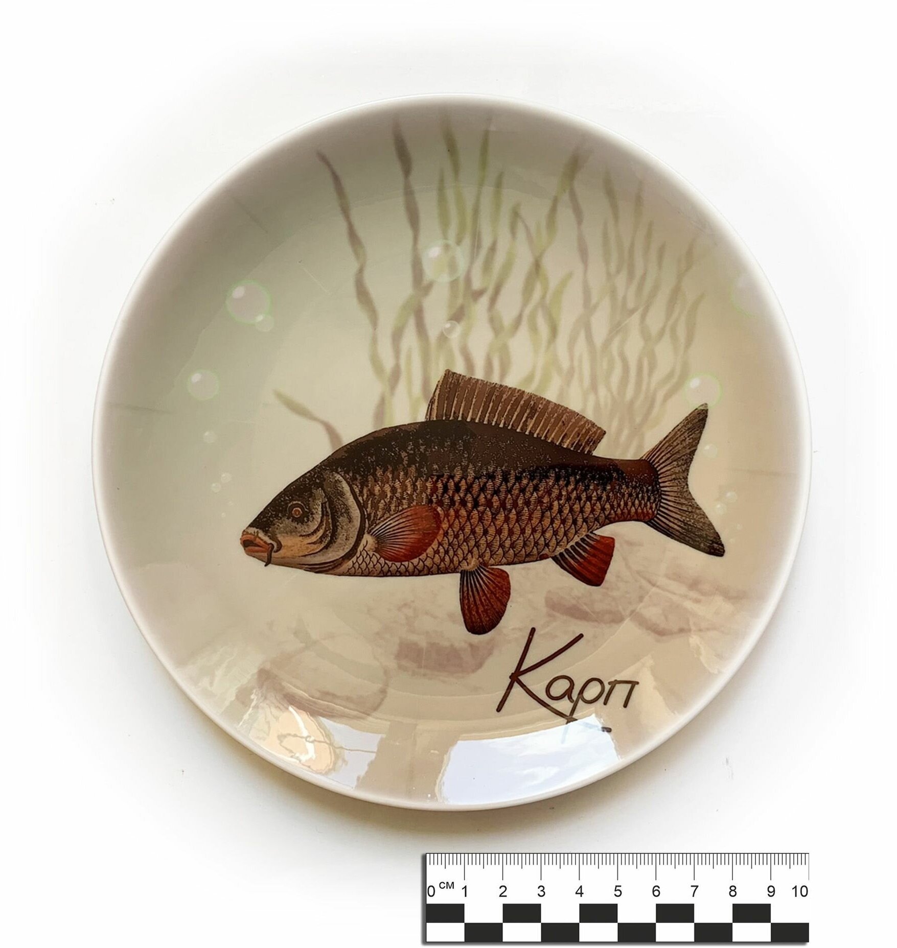 Декоративная настенная тарелка с изображением карпа