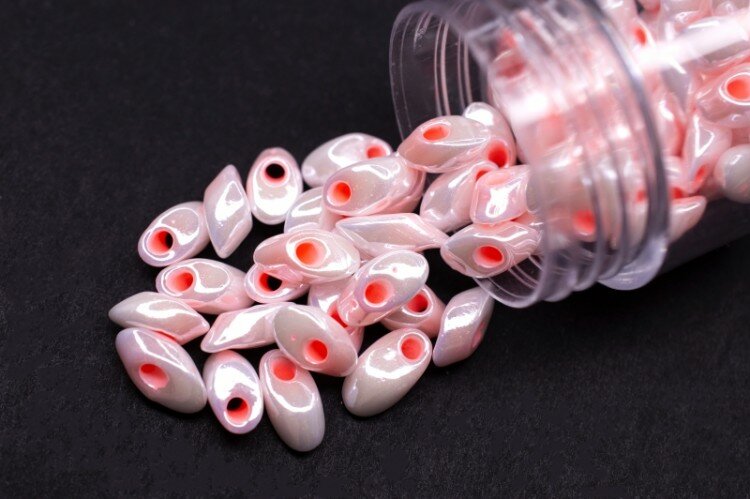 Бисер японский MIYUKI Long Magatama #0427 белый/розовый, окрашенный изнутри, 10 грамм