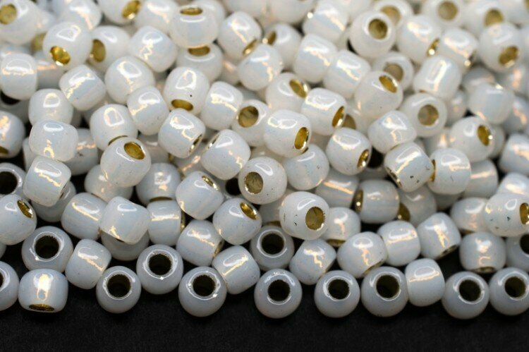 Бисер японский TOHO круглый 6/0 #PF2100 Permanent Finish, молочный белый, серебряная линия внутри, 10 грамм