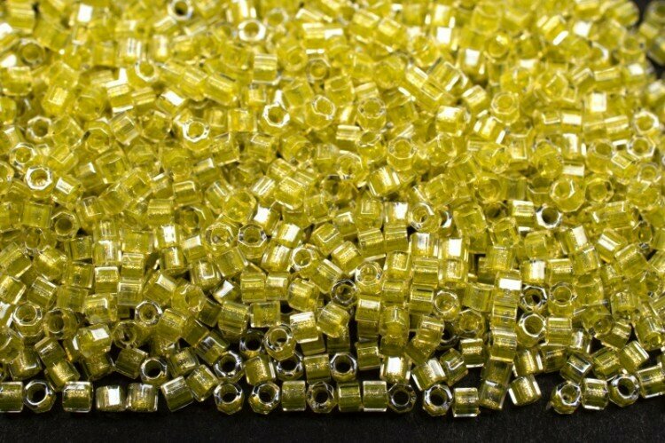 Бисер японский MIYUKI Delica Cut (шестиугольный) 11/0 DBС-0910 хрусталь/желто-зеленый, сверкающий/окрашенный изнутри, 5 грамм