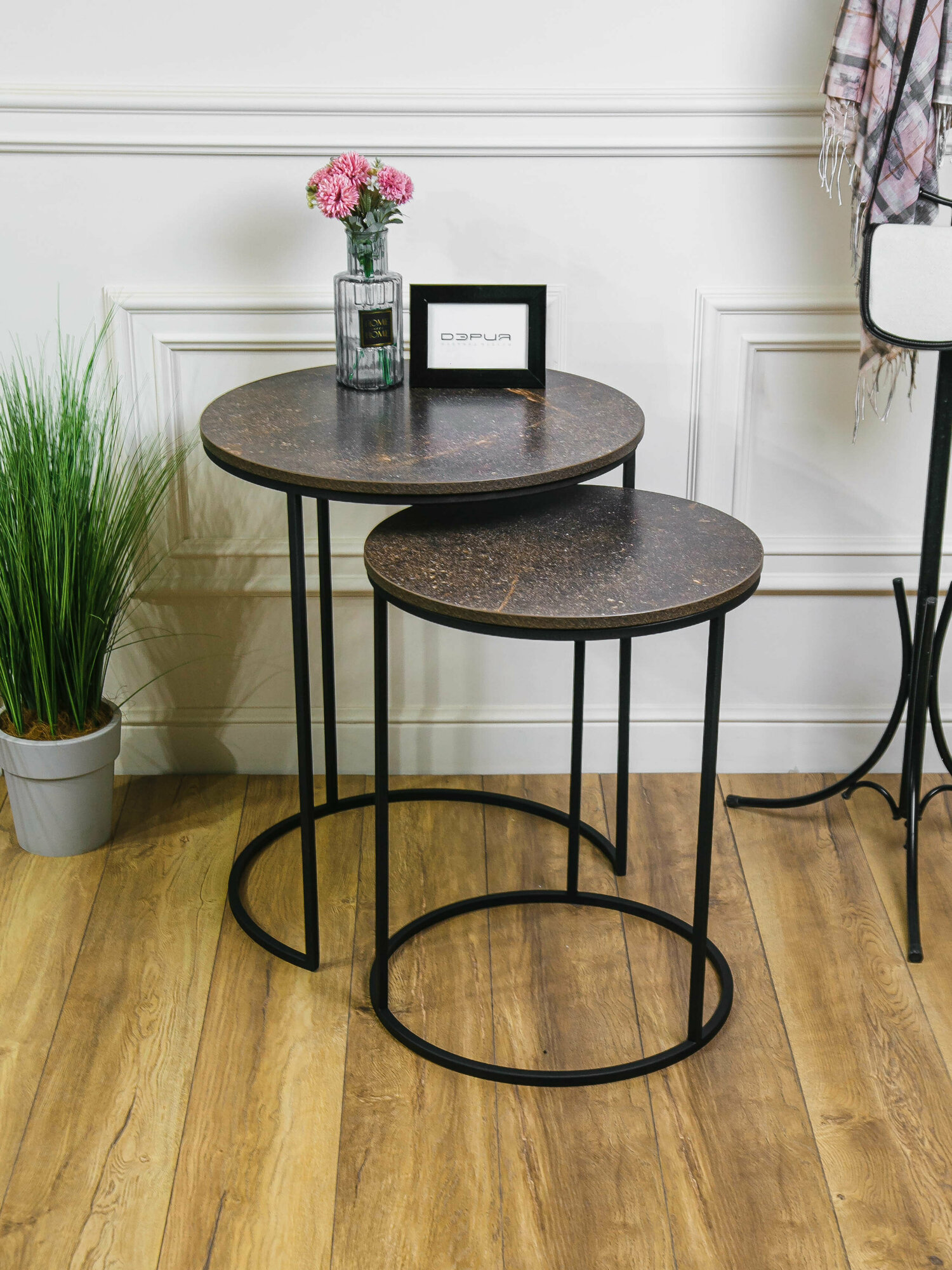 Стол журнальный круглый с железной ножкой, стильный современный интерьерный на черной ножке, 60х60х73