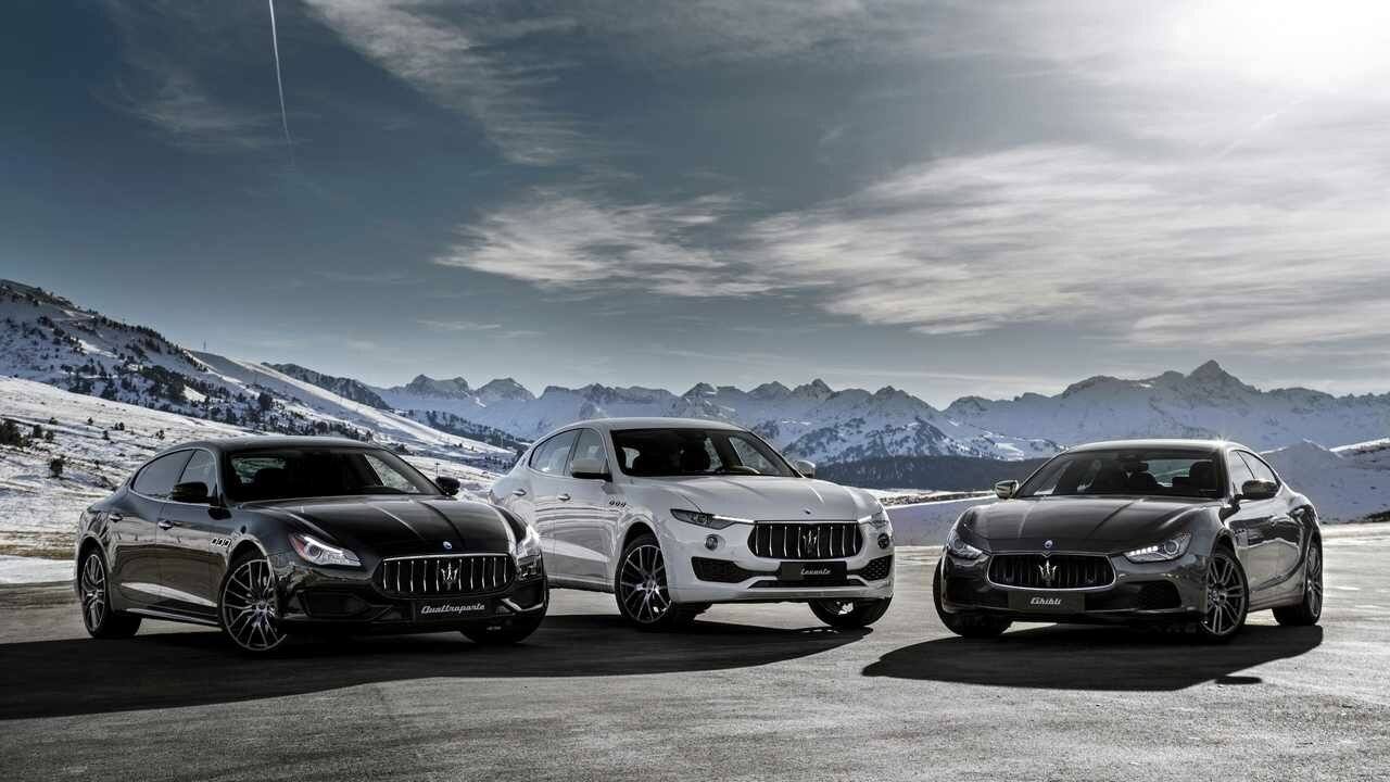 Картина на холсте 60x110 LinxOne "Maserati Quattroporte Трое" интерьерная для дома / на стену / на кухню / с подрамником