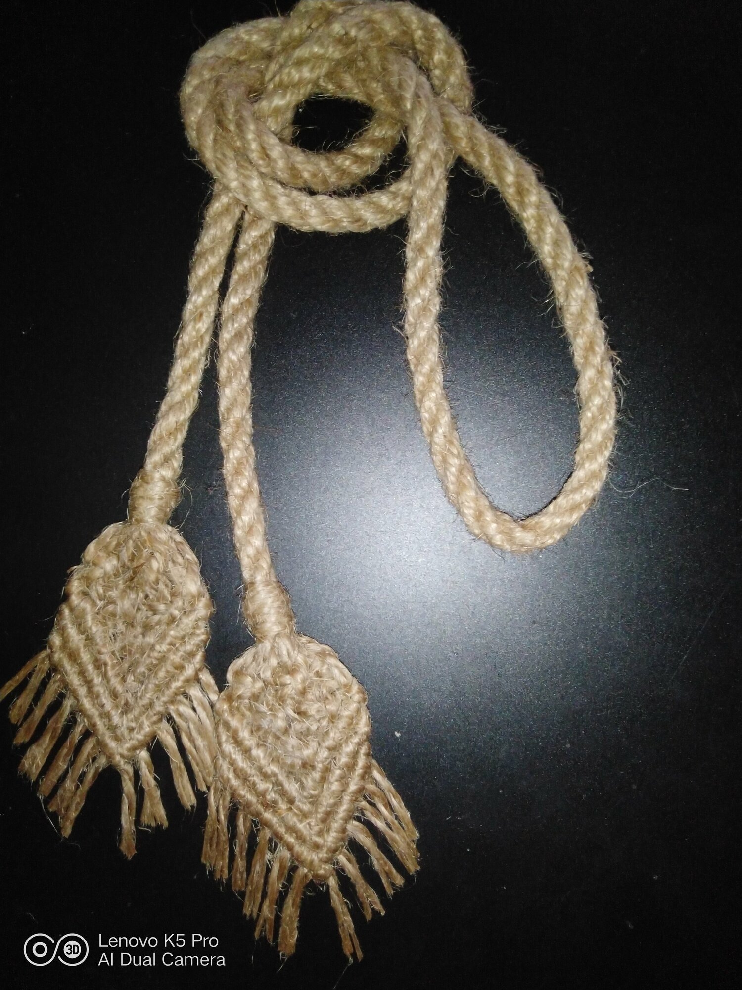 Ручка для сумки выполнена из джута в технике макраме длина 80 81 см с бахромой