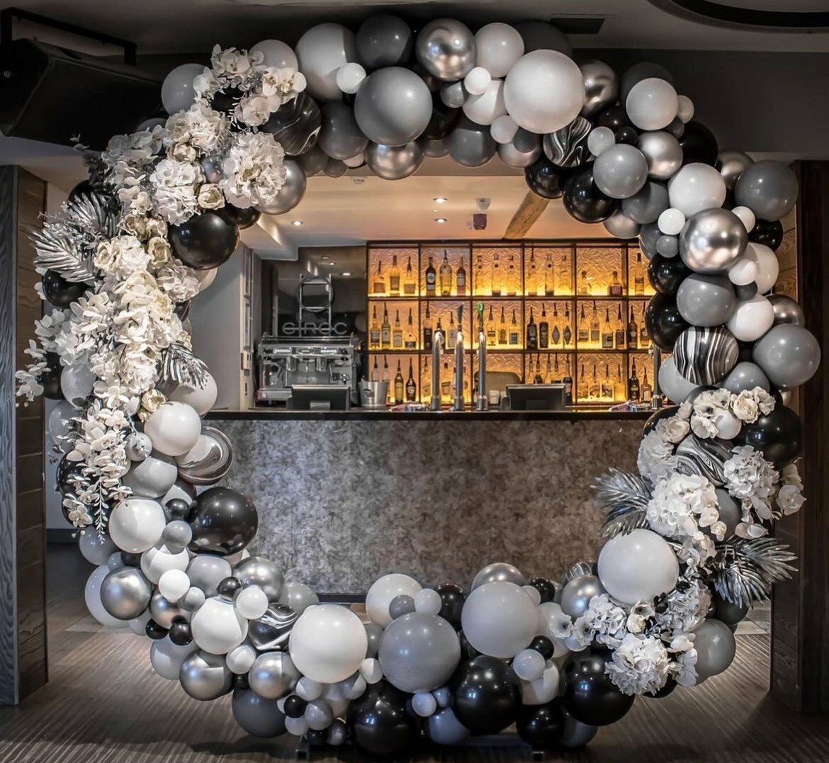 Круглая фотозона из серо-черных шаров "WOW-эффект"