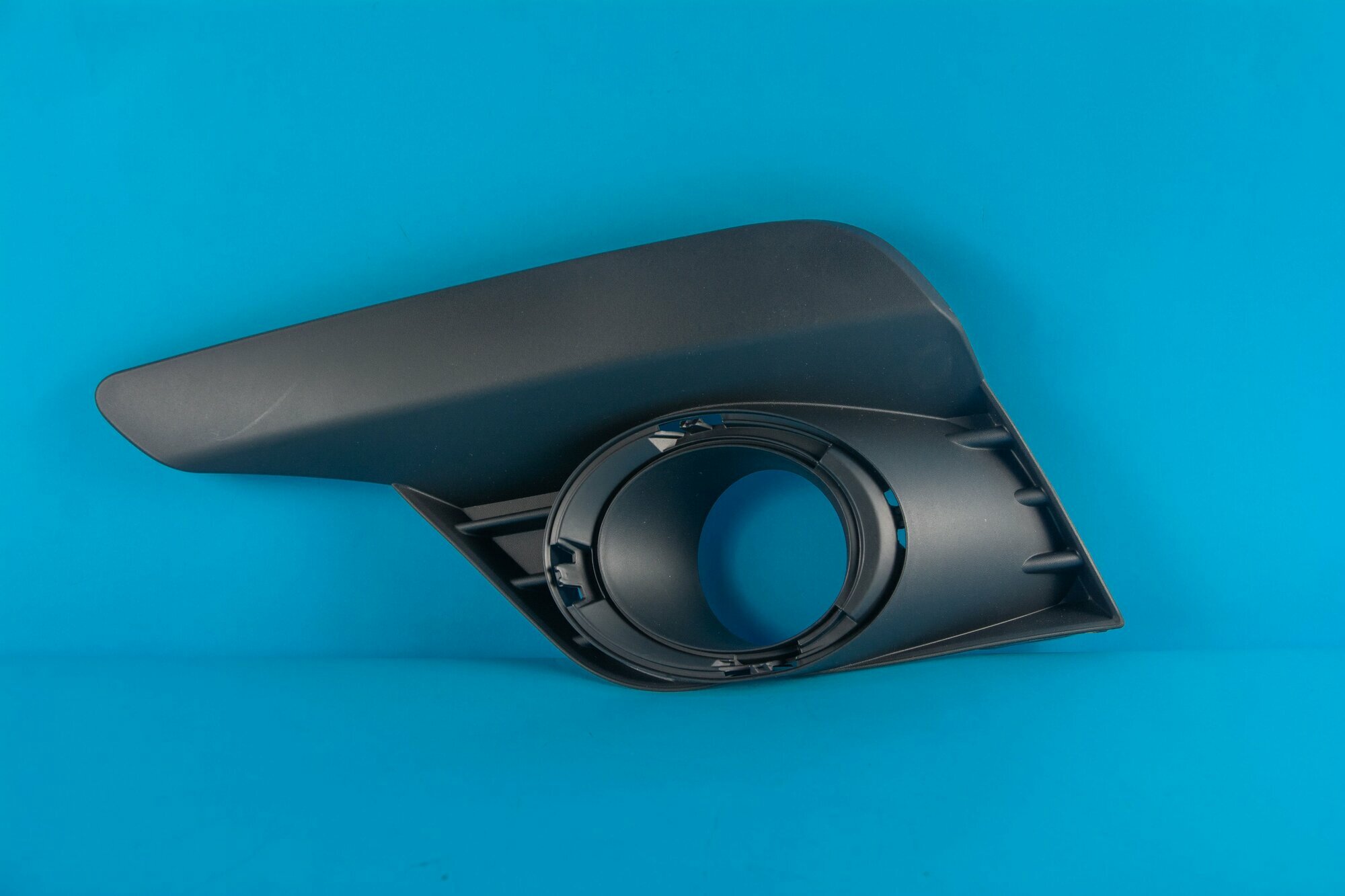 Рамка ПТФ облицовка правая противотуманной фары для авто Renault Logan 2018-2024 Рено Логан 261A23101R Jorden