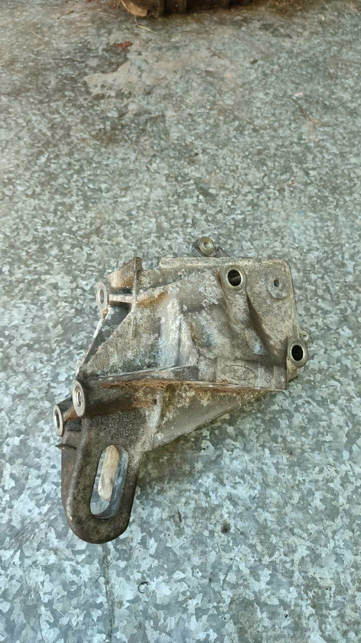 Кронштейн двигателя правый Ford Fiesta 5 2005 98MM6F001