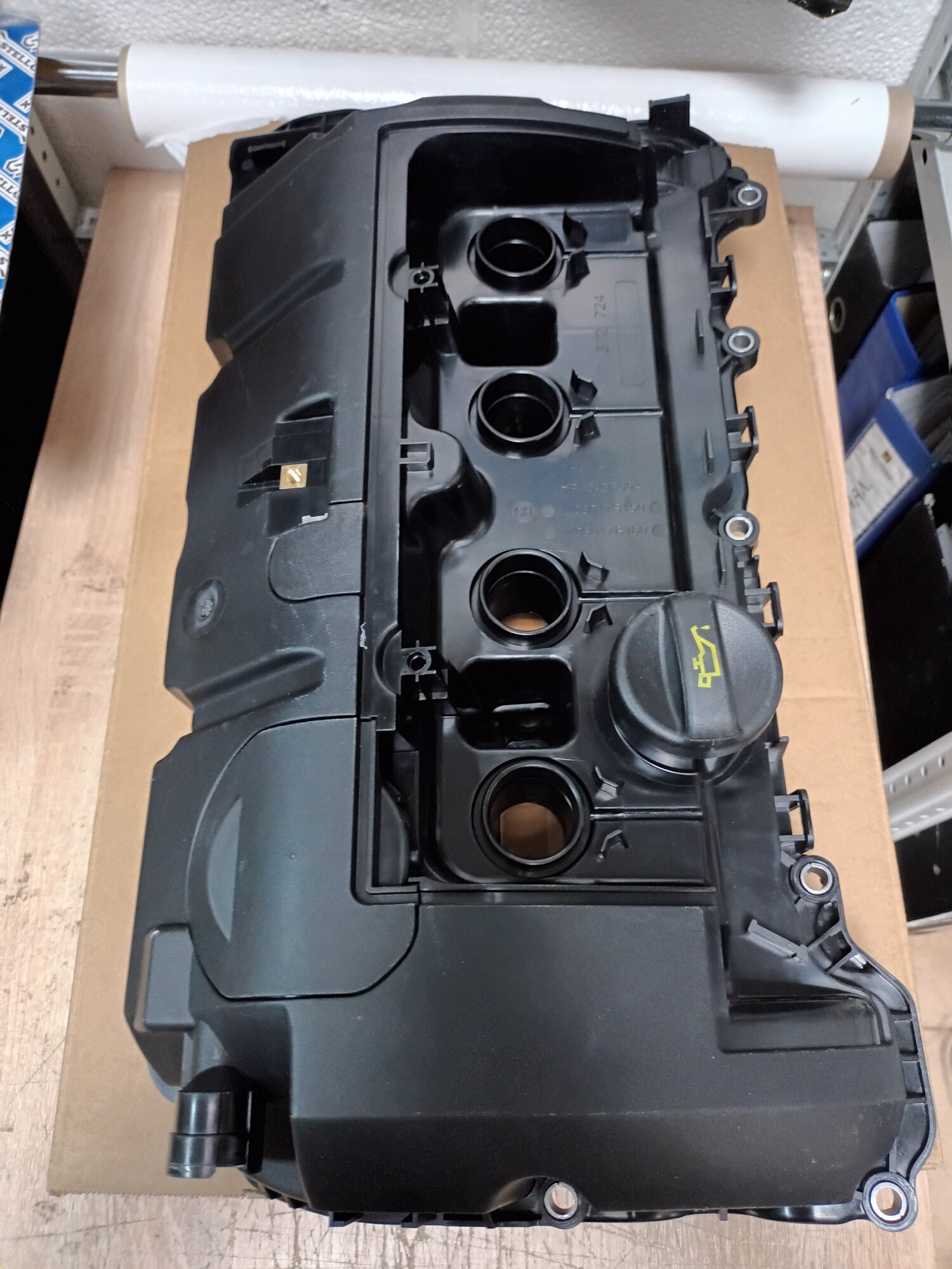 Клапанная крышка Пежо 308