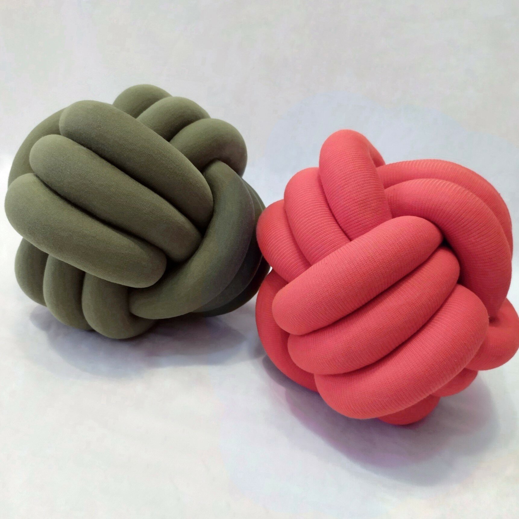 Подушка декоративная 35х35 кораллового цвета. Большая подушка узел на пол, шар (0162)