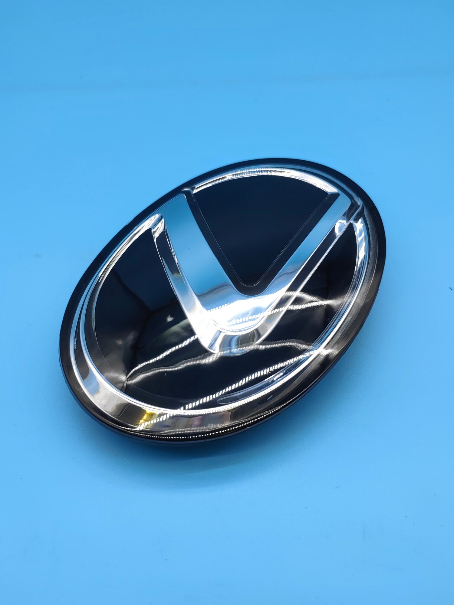 Toyota Эмблема решетки радиатора Lexus RX NX 9097502125