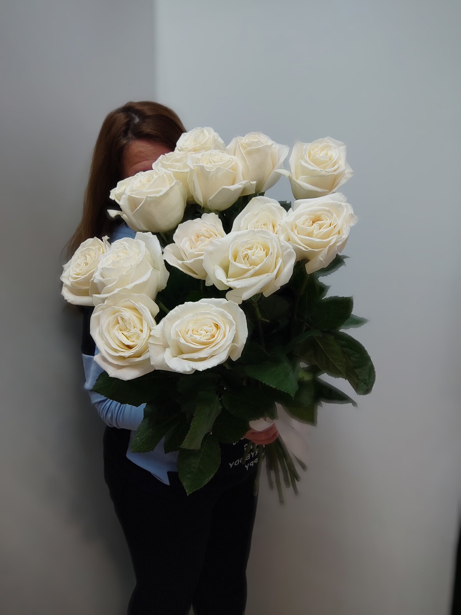 Монобукет белоснежных роз эквадор из 15 штучек для любого праздника