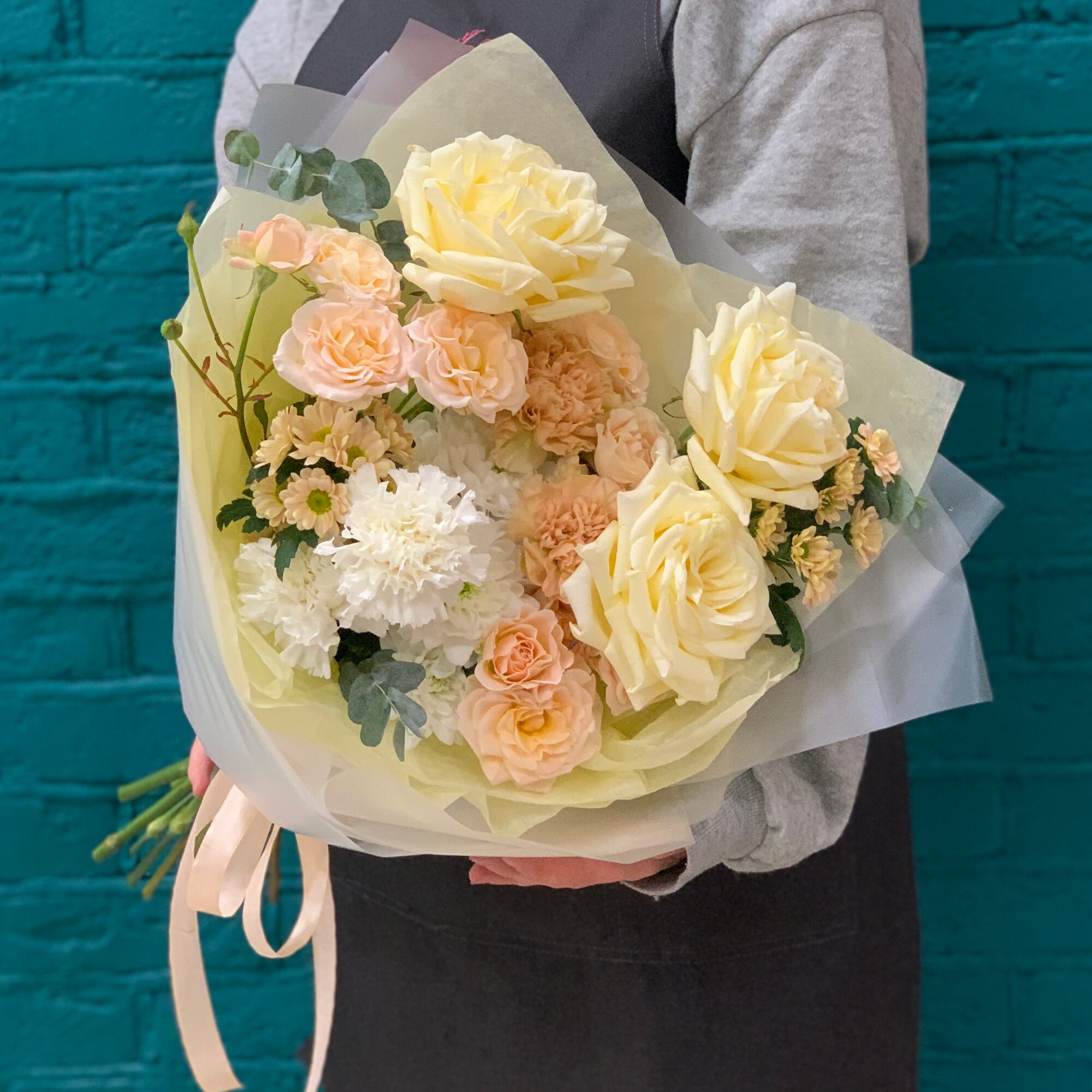 Букет от бренда "Цветы и Мишки" в составе: розы, гвоздики, хризантемы