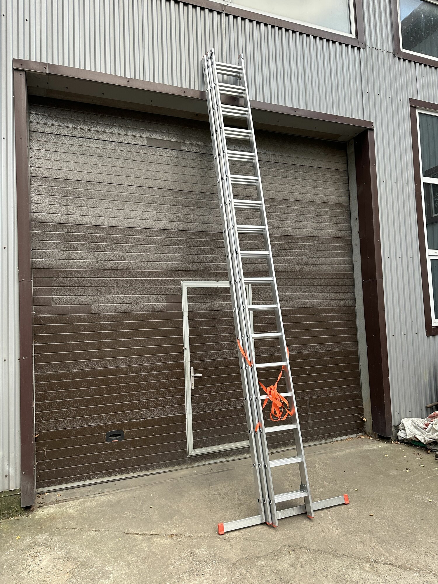 Лестница алюминиевая трехсекционная SARAYLI-M 3*17 общая высота 12,25м