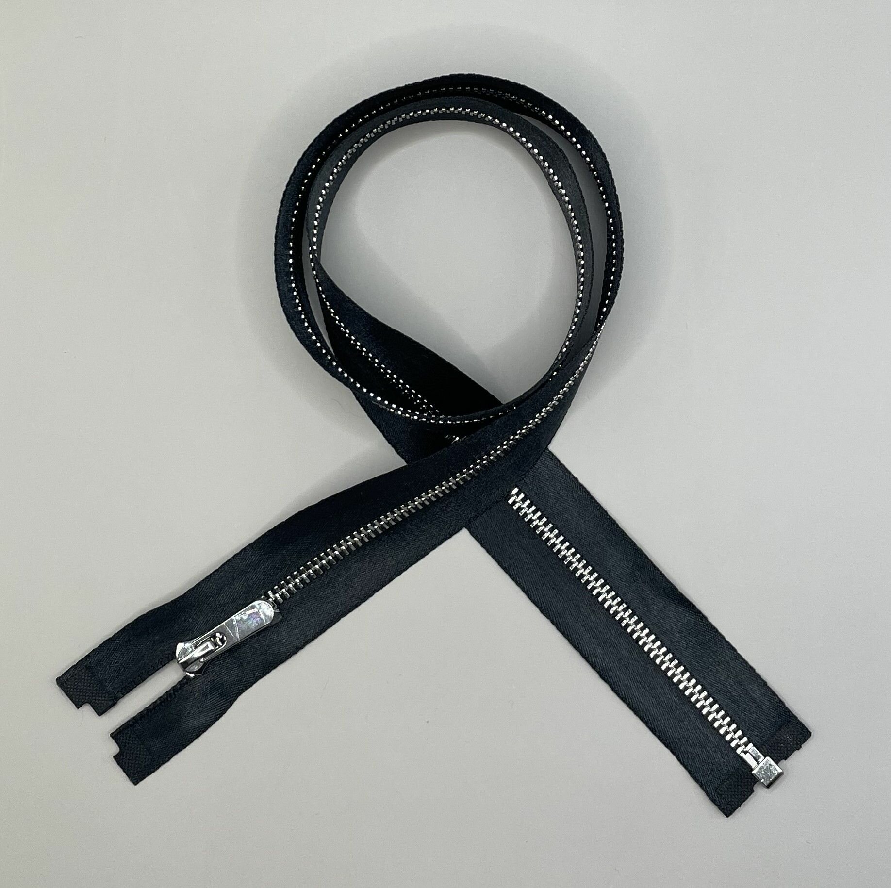 Молния металл,70см, тип 4, на атласной тесьме, черный, зубья серебро, бегунок №2. Италия.1шт.