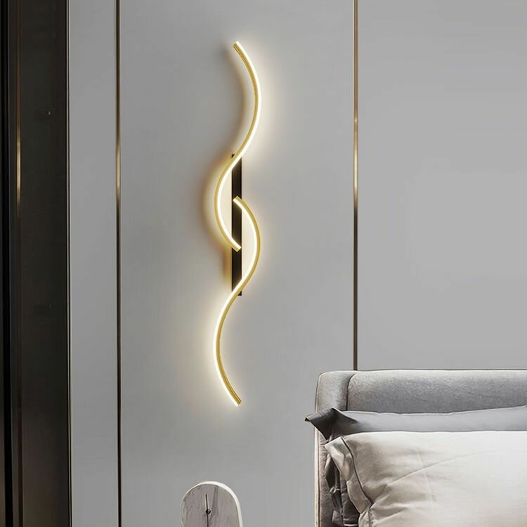 Творческая настенная светильник в виде изогнутых линий подходит для спальни, кабинета и коридора