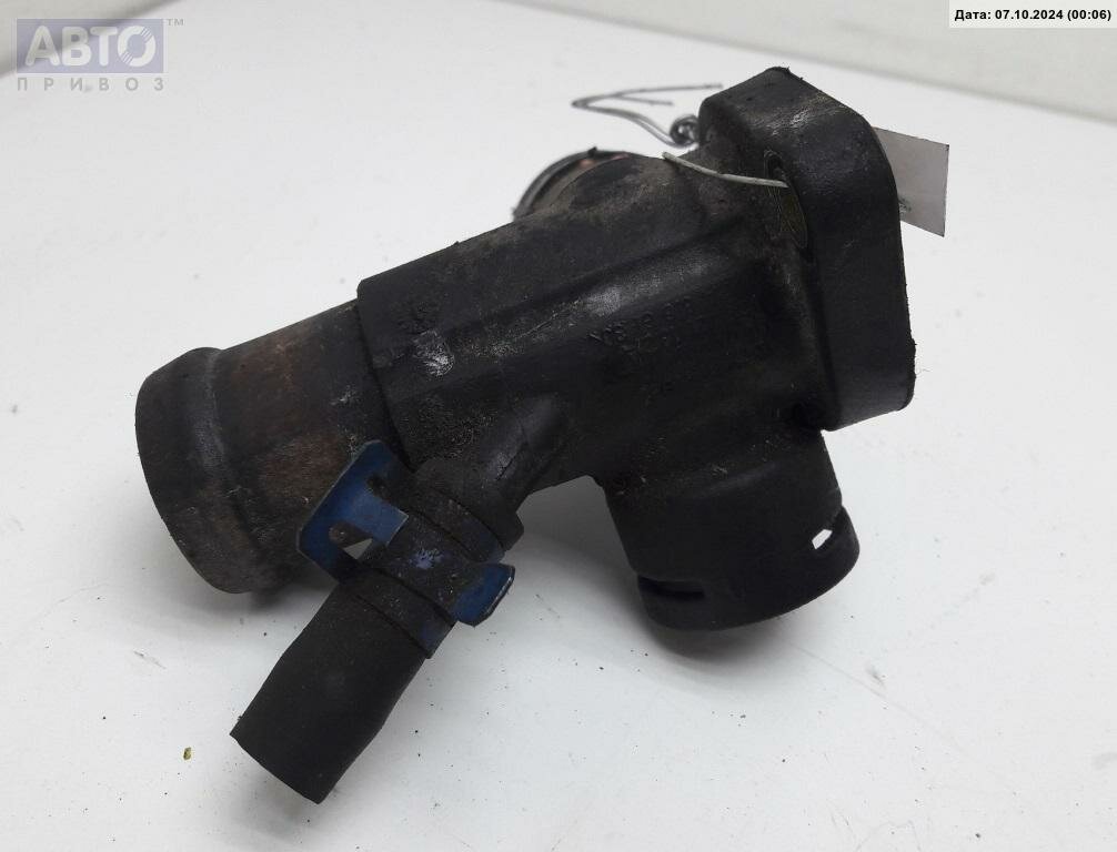 Фланец (тройник) системы охлаждения Volkswagen Golf-3