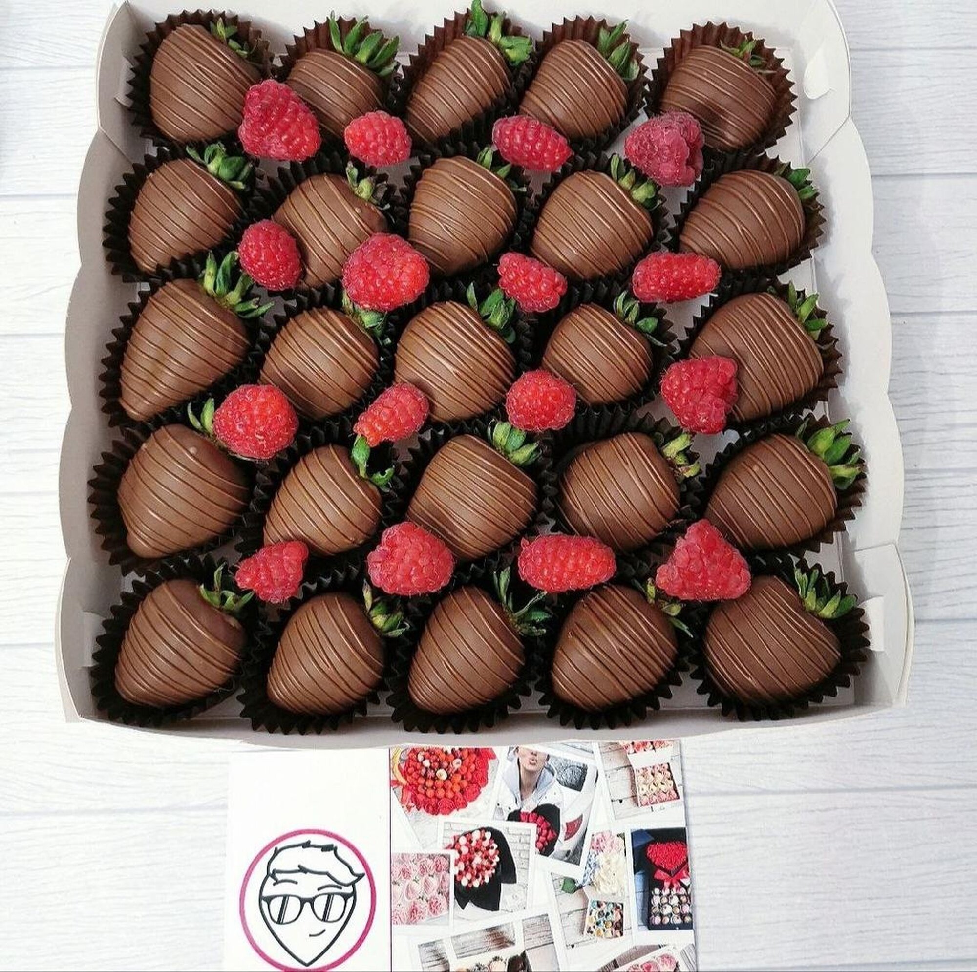 Клубника в шоколаде Classic с малиной в подарочной коробке с прозрачной крышкой